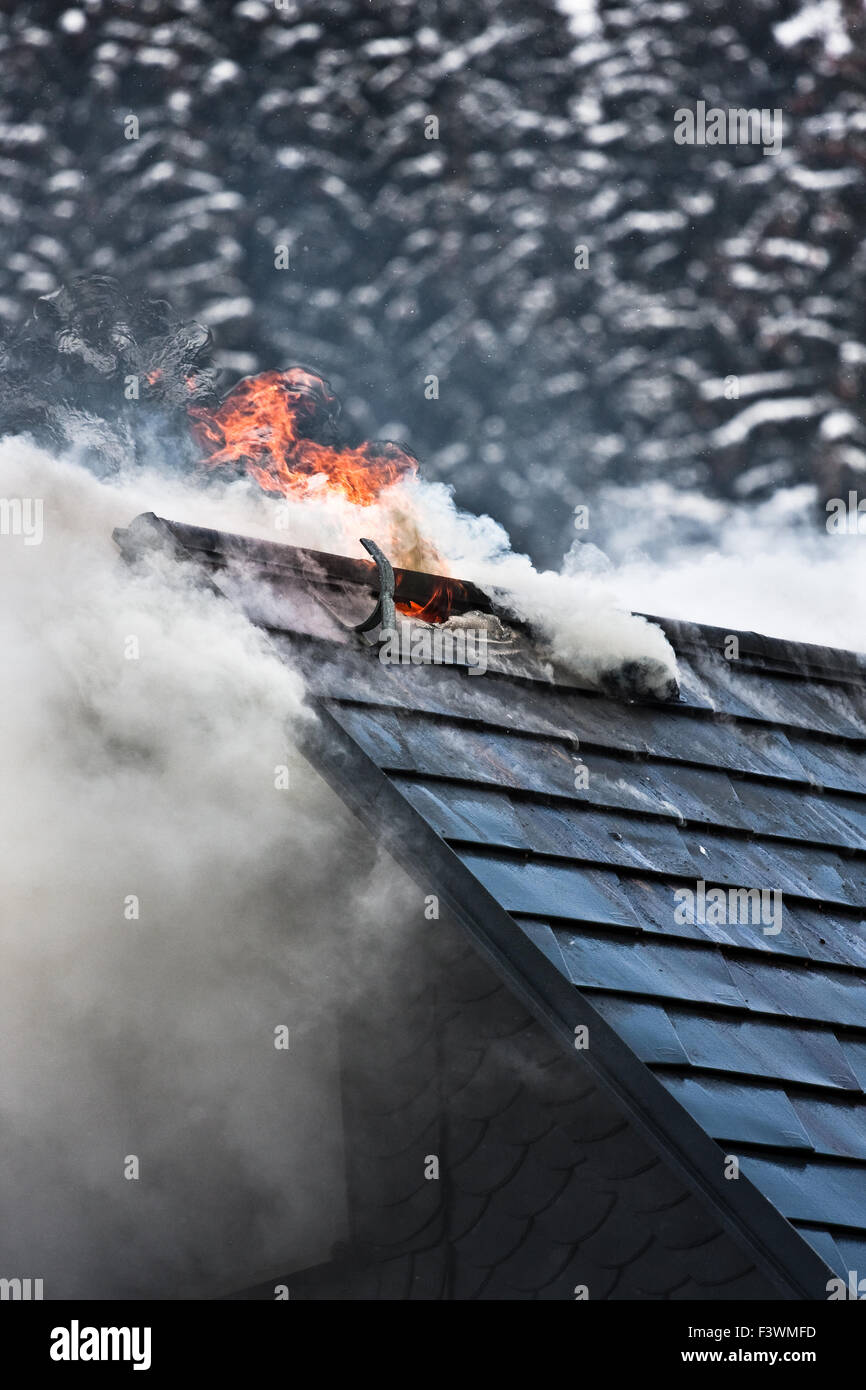 House fire in winter - 14 ° C Stock Photo - Alamy