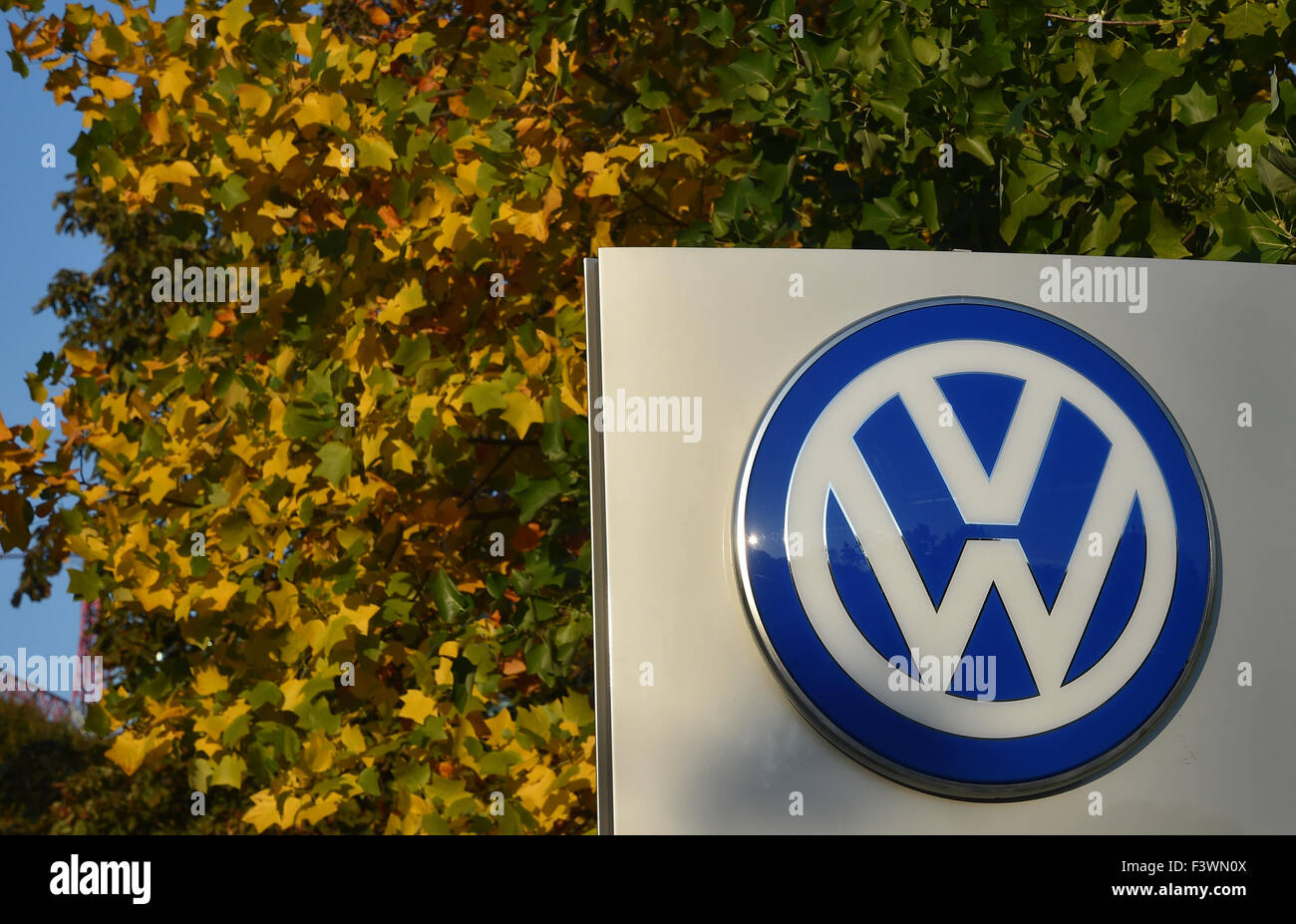 The VW logo in front of the glass-fronted VW factory in Dresden ...