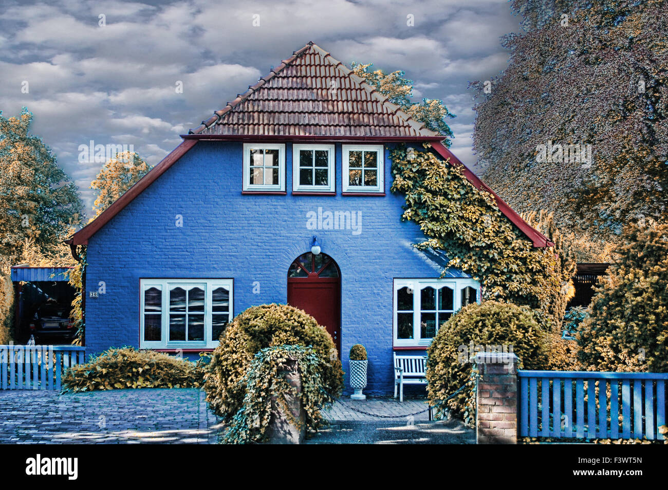 The blue house hi-res stock photography and images - Alamy