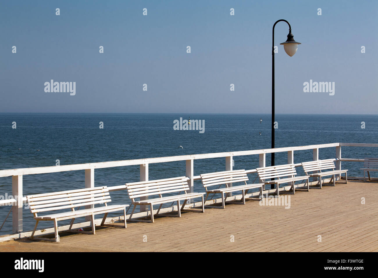 White benches hi-res stock photography and images - Alamy