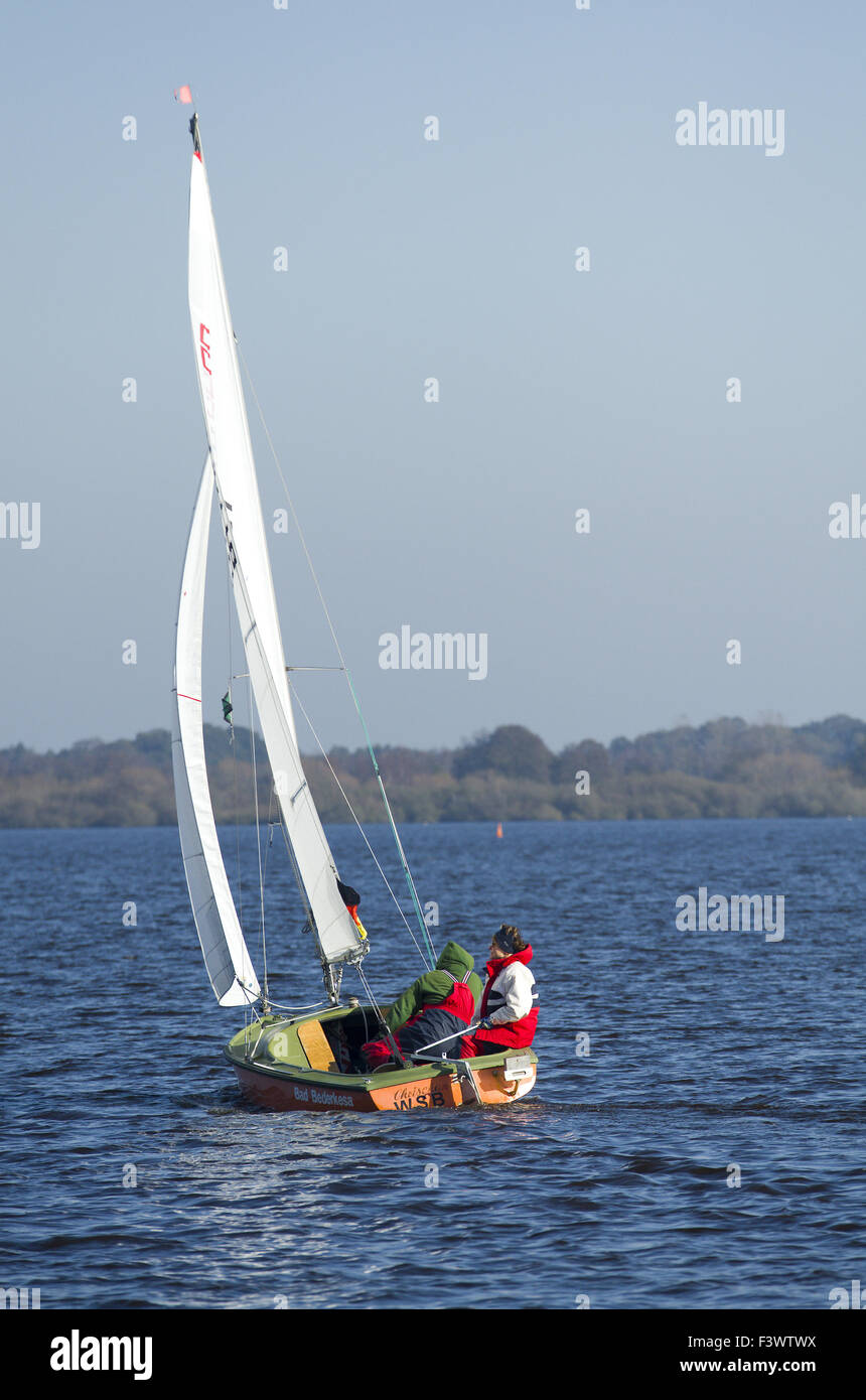 Segelboot blaues segel hi-res stock photography and images - Alamy