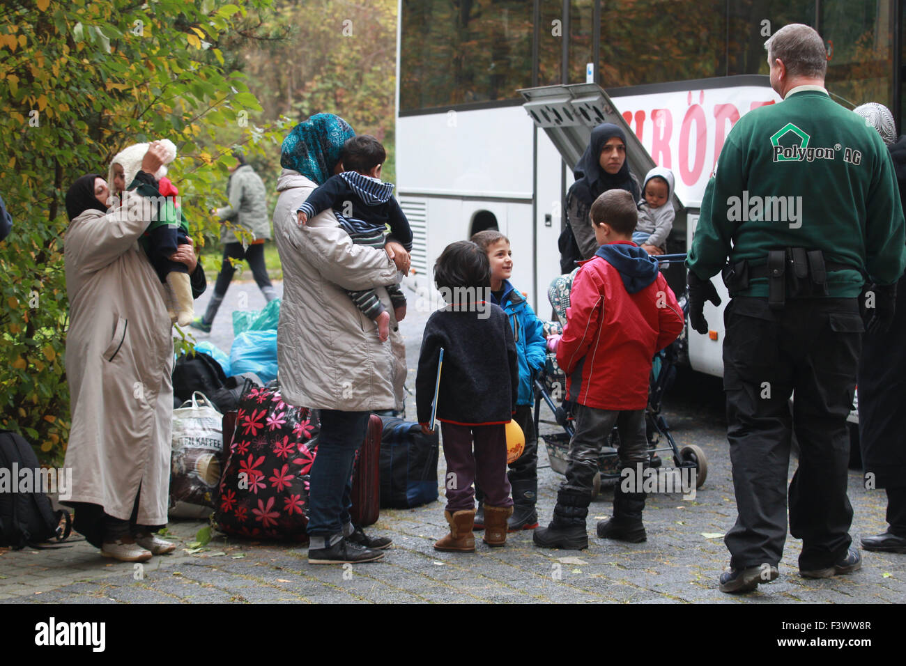 Gera, Germany. 13th Oct, 2015. Refugees from Syria arrive at a refugee ...