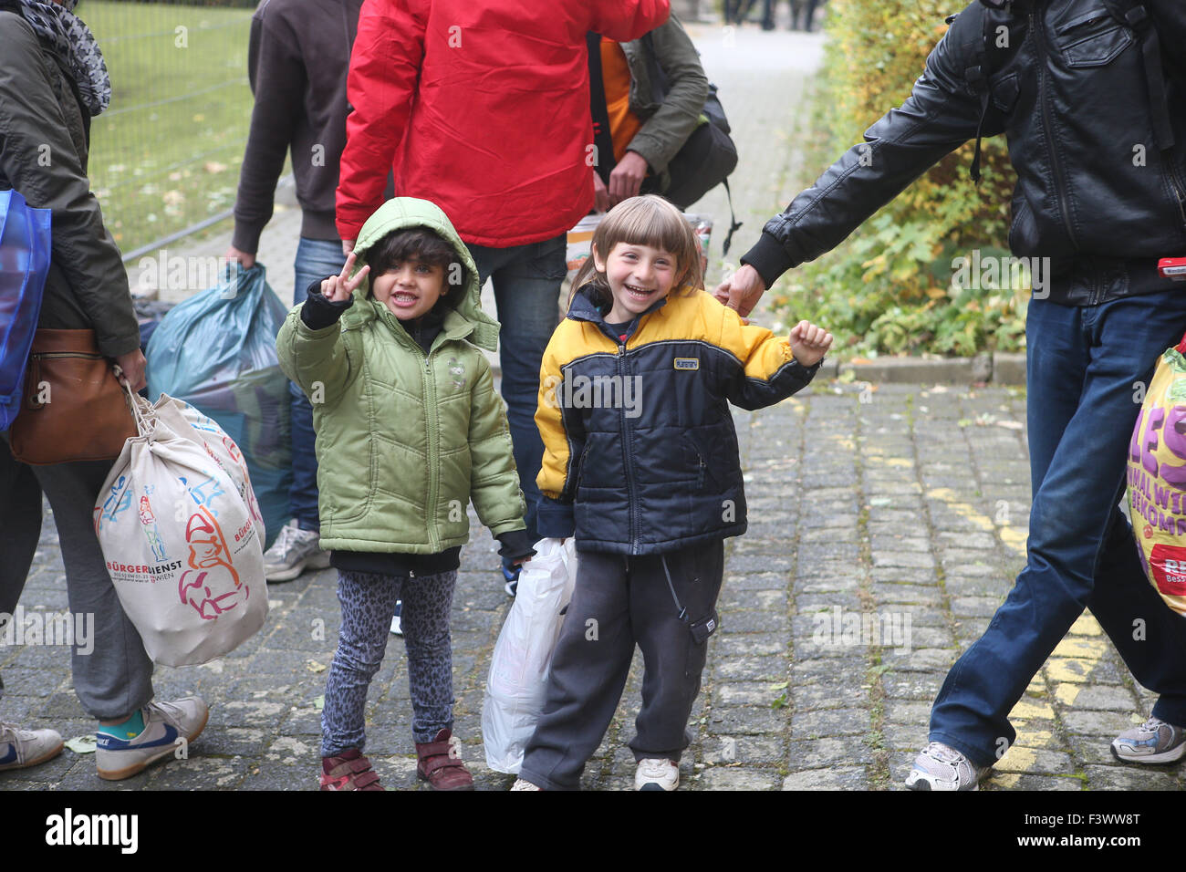 Gera, Germany. 13th Oct, 2015. Refugees from Syria arrive at a refugee ...