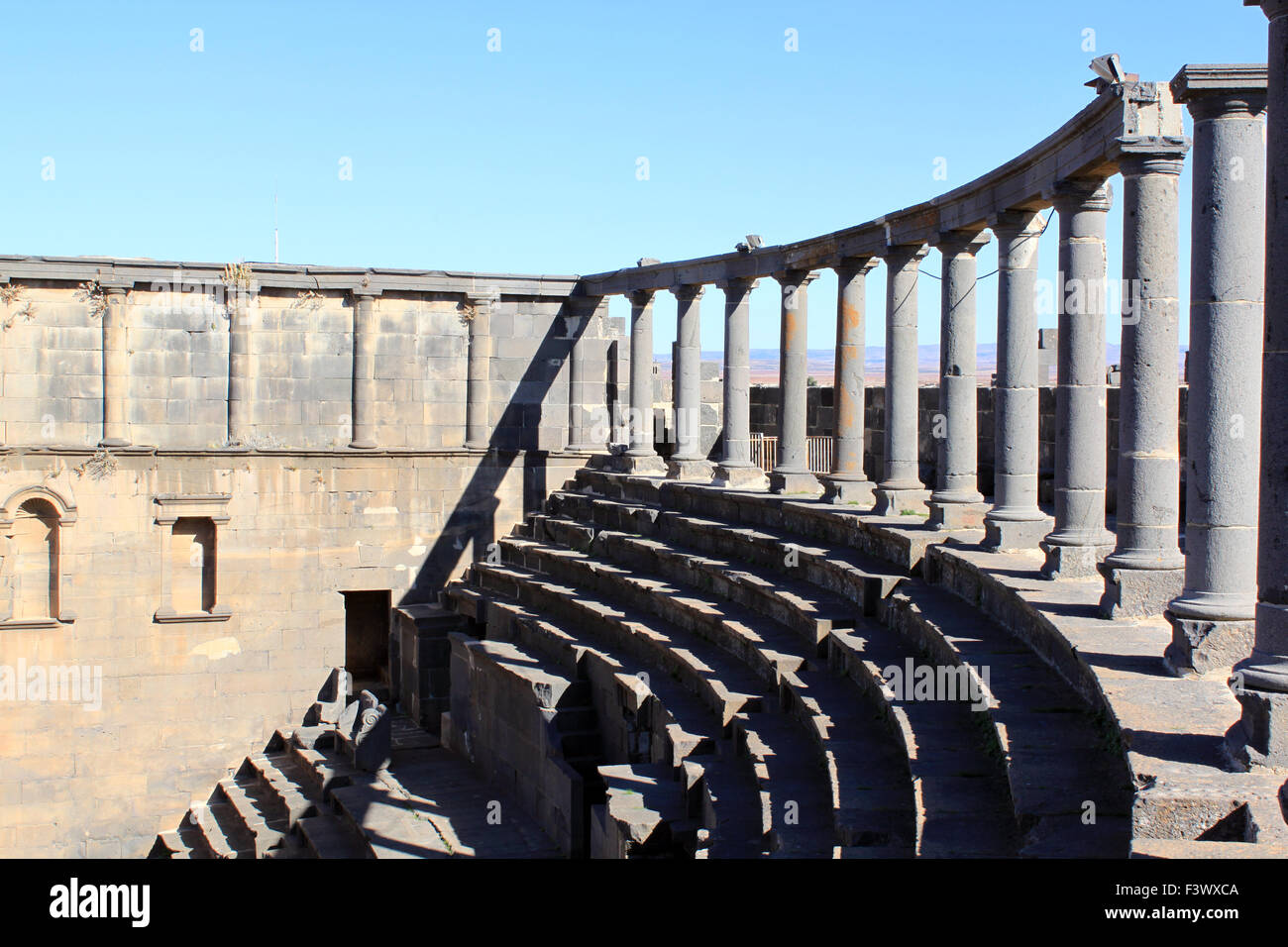 Romanesque colonnade hi-res stock photography and images - Alamy