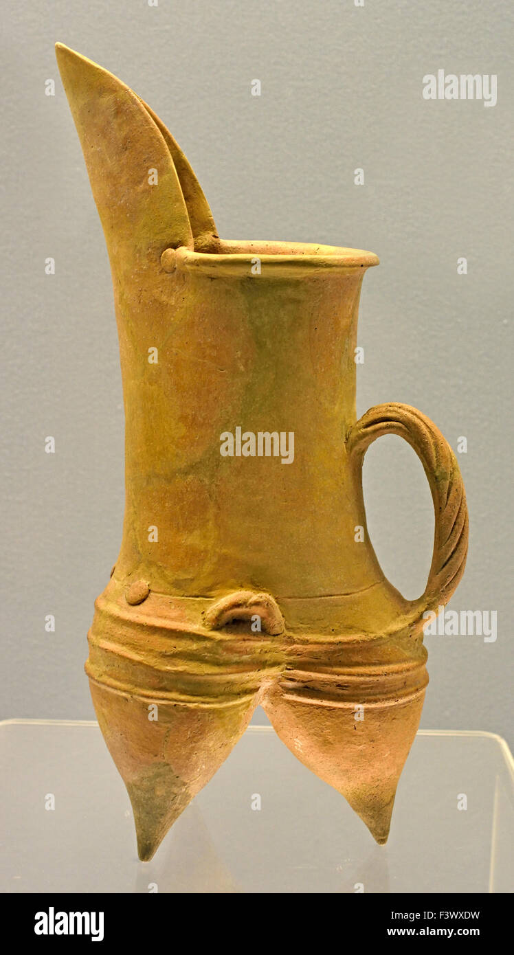 Red Pottery - Gui Tripot ( Longshan Culture 2400 - 2000 B.C. ) Shanghai ...