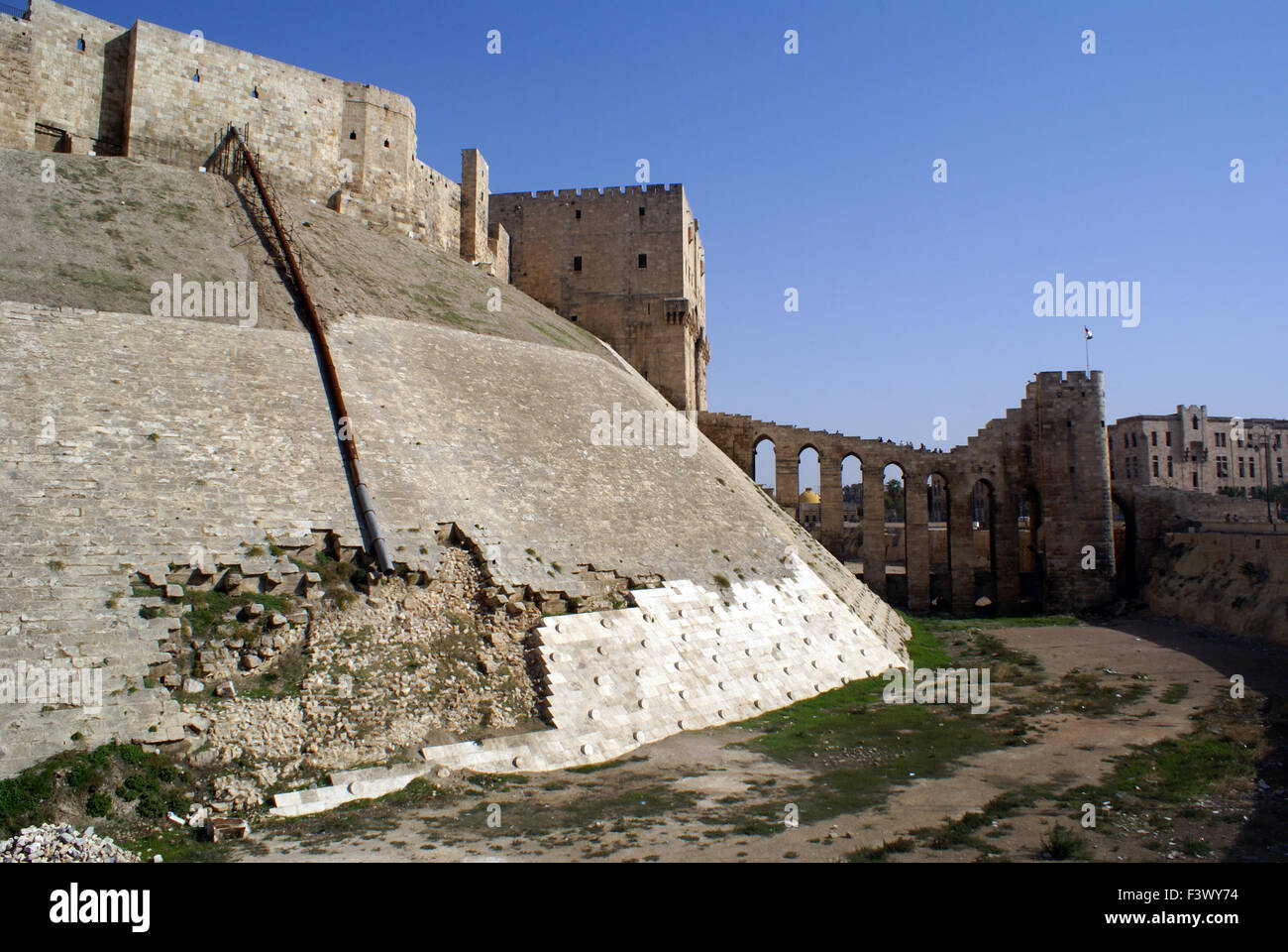Moat surrounding fort hi-res stock photography and images - Alamy