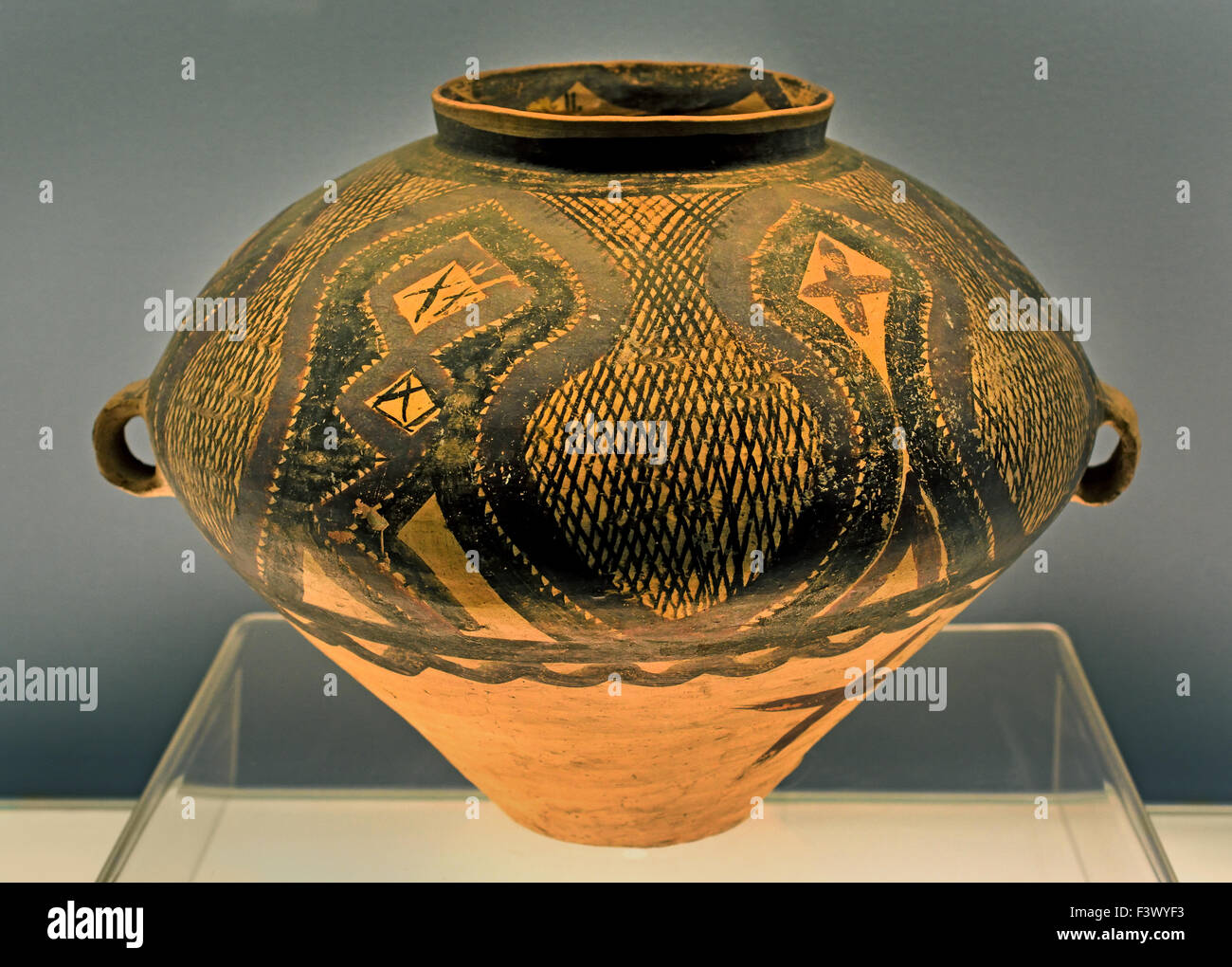 Geometric pottery ancient china hi-res stock photography and images - Alamy