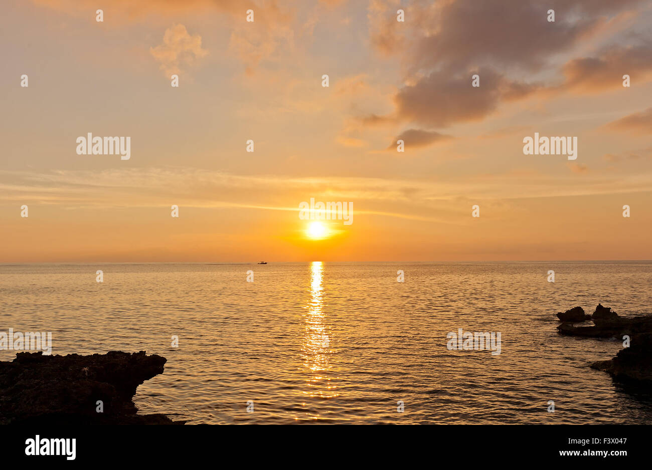 Sunset on caribbean tropical island hi-res stock photography and images ...