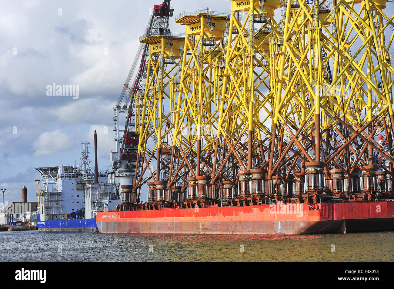 Jack up work vessel hi-res stock photography and images - Alamy