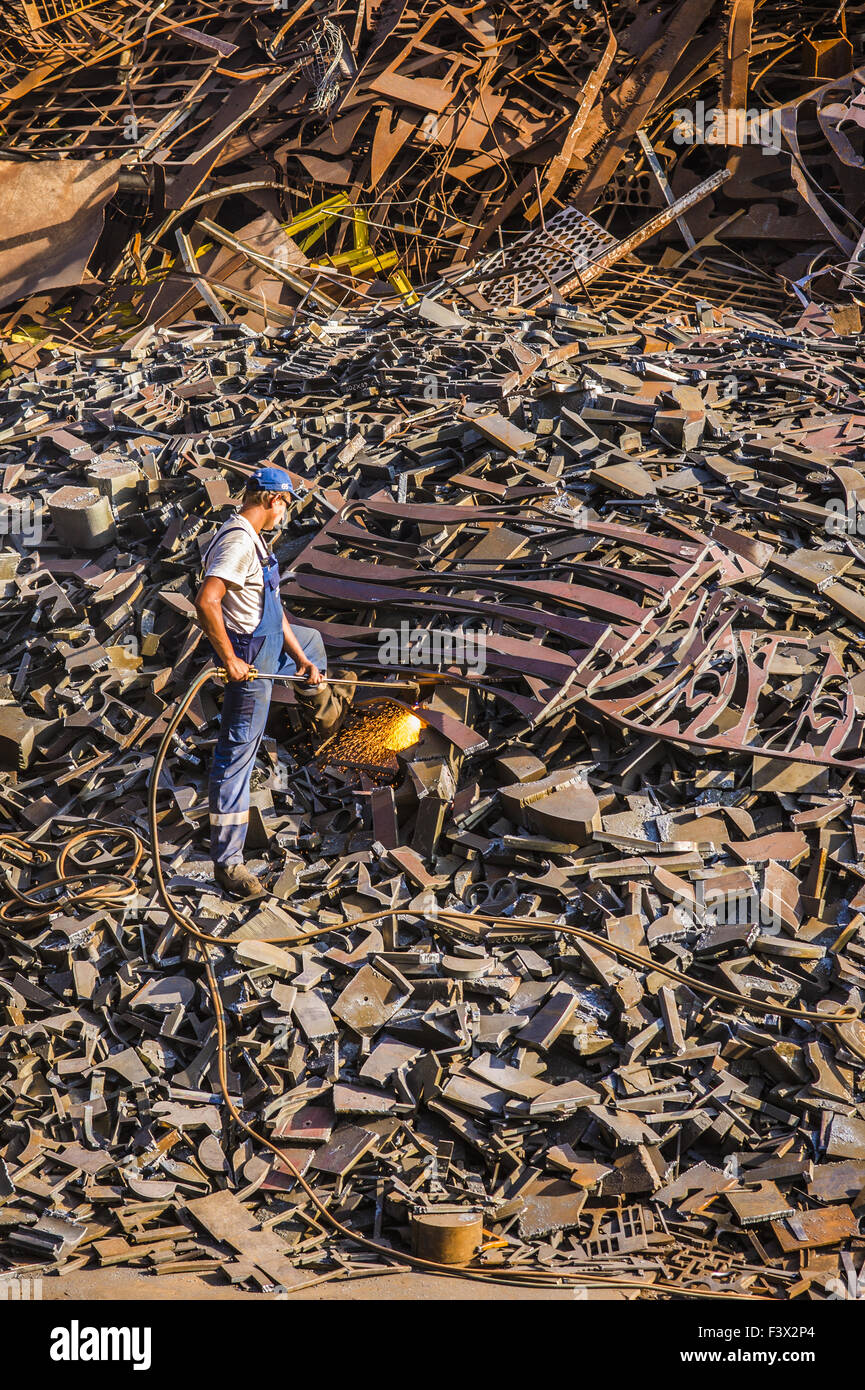 Scrap Metal Cutting Stock Photos & Scrap Metal Cutting Stock Images - Alamy