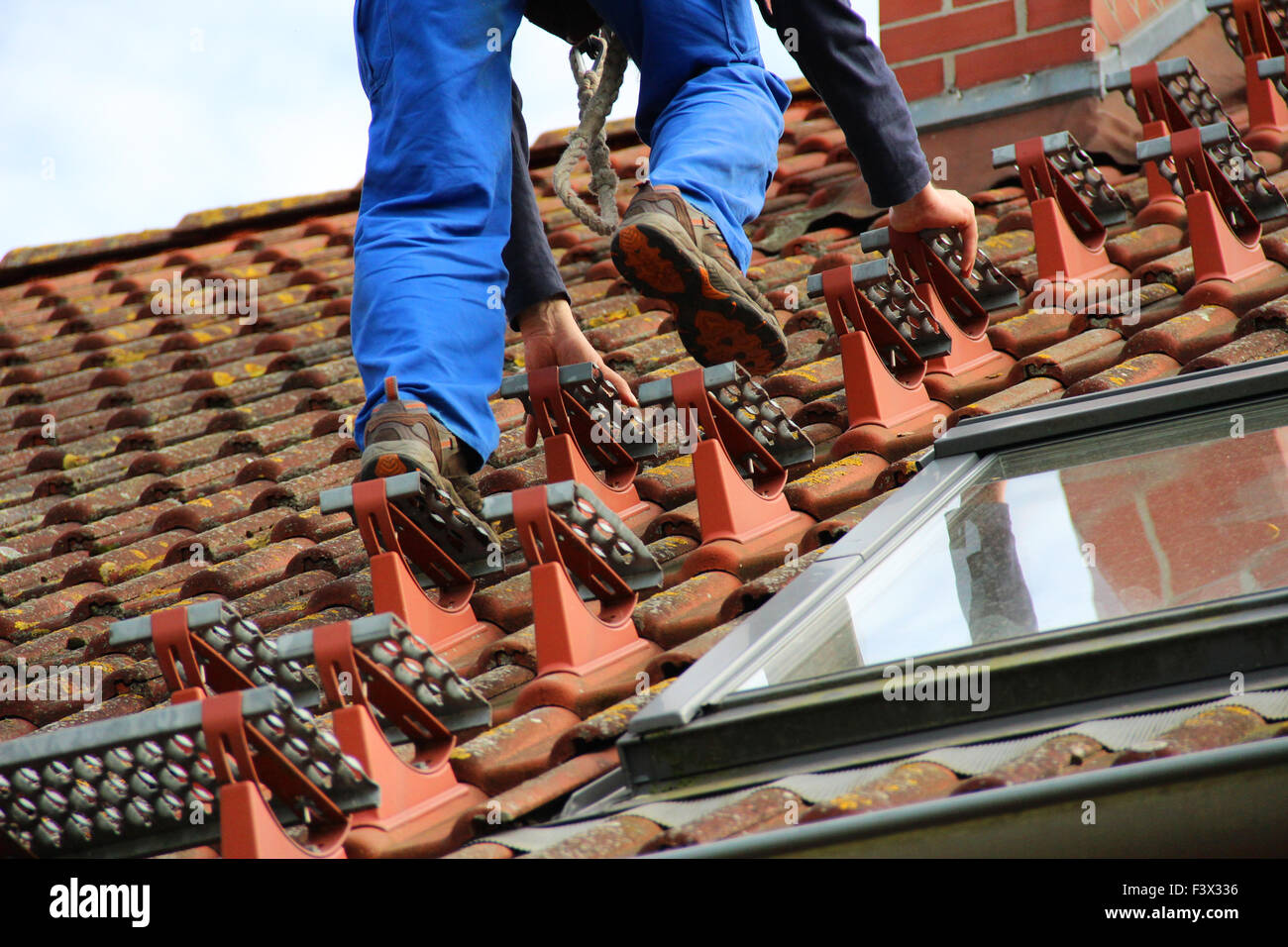 worker on roof Stock Photo - Alamy