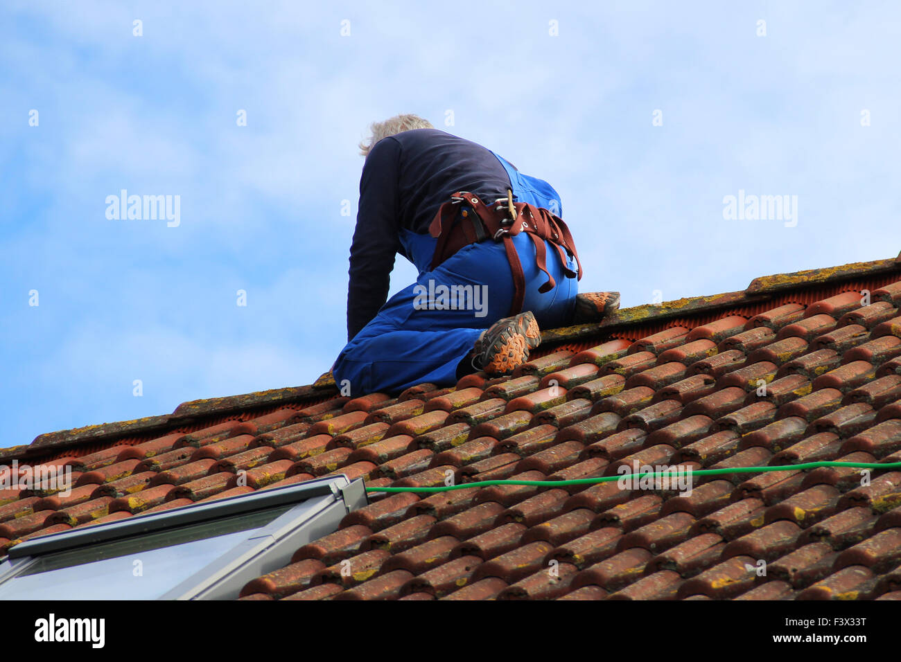 worker on roof Stock Photo - Alamy