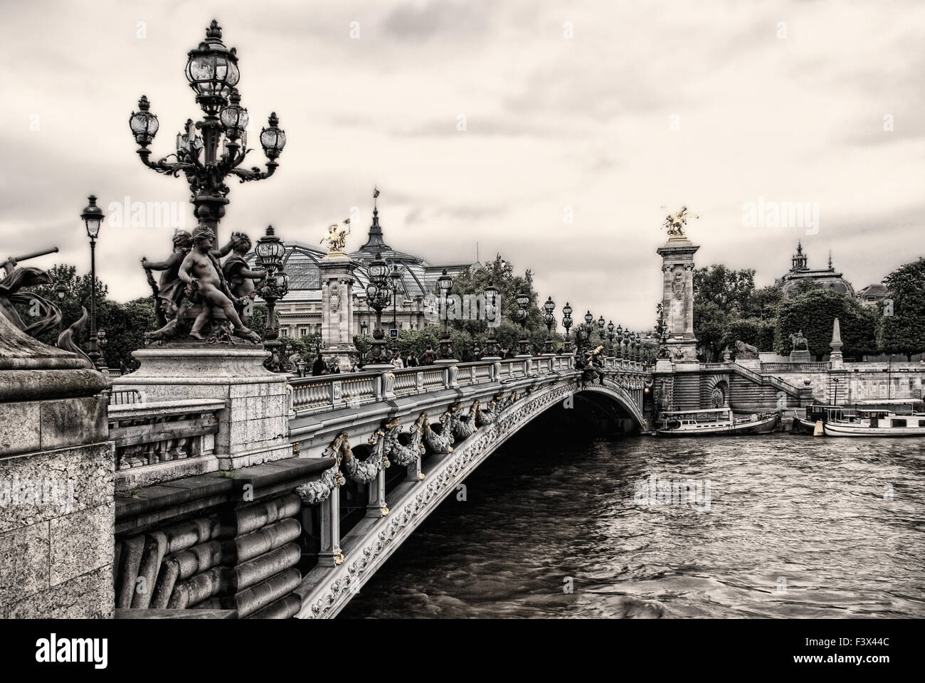 Pont alexandre iii pont paris hi-res stock photography and images - Alamy