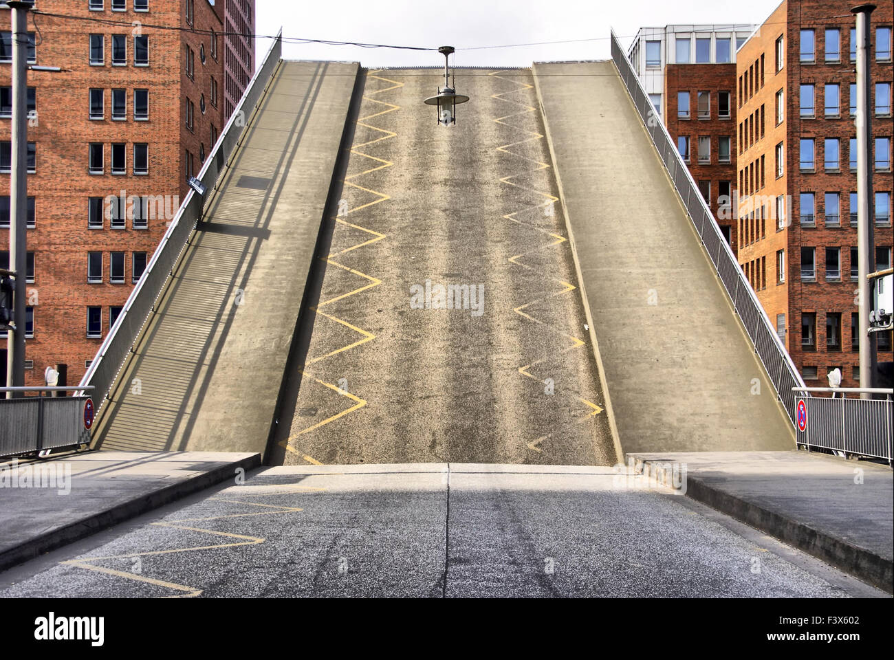 Bascule bridge on Kaiserkai Stock Photo - Alamy