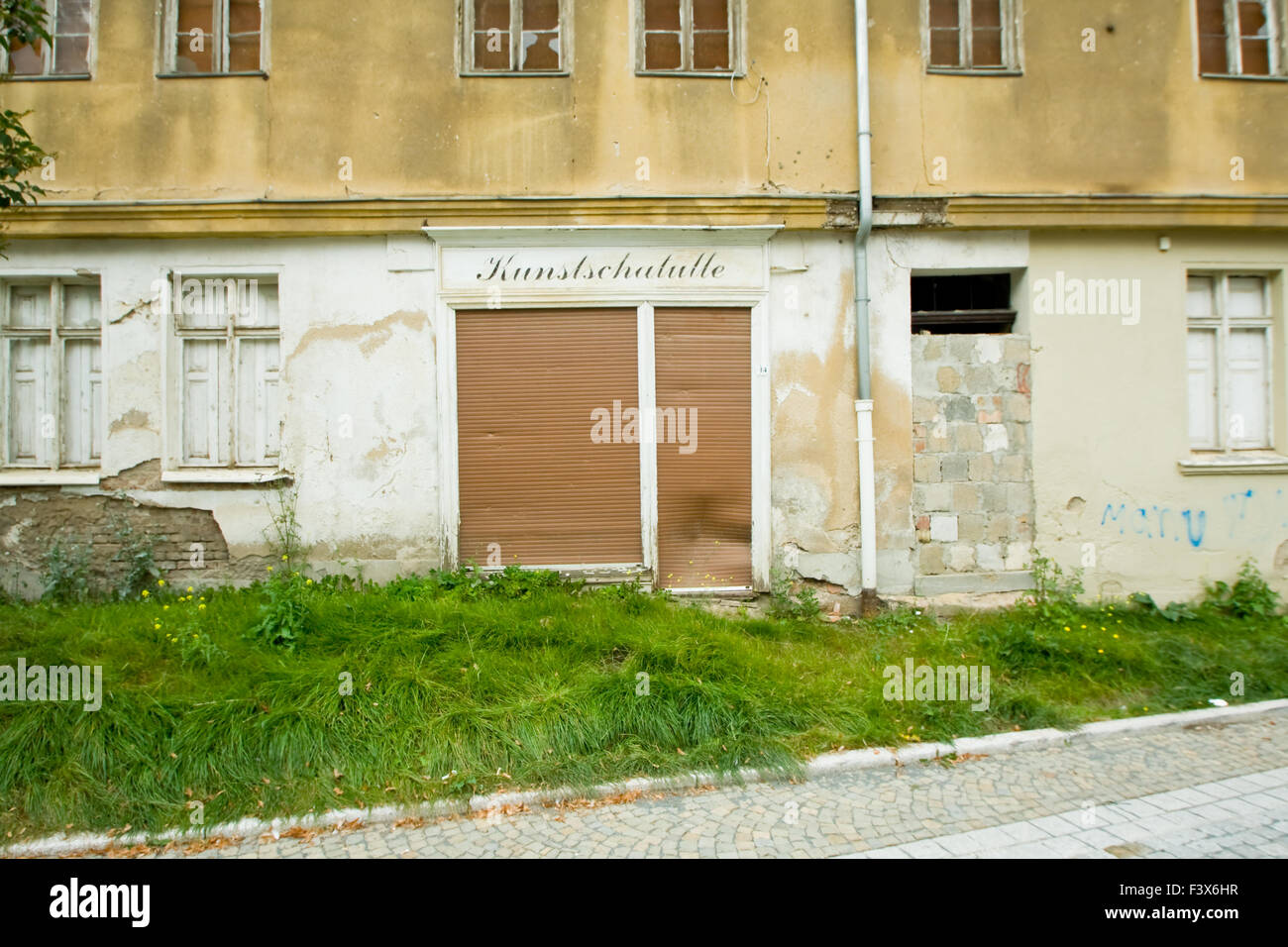 Shop ruin hi-res stock photography and images - Alamy