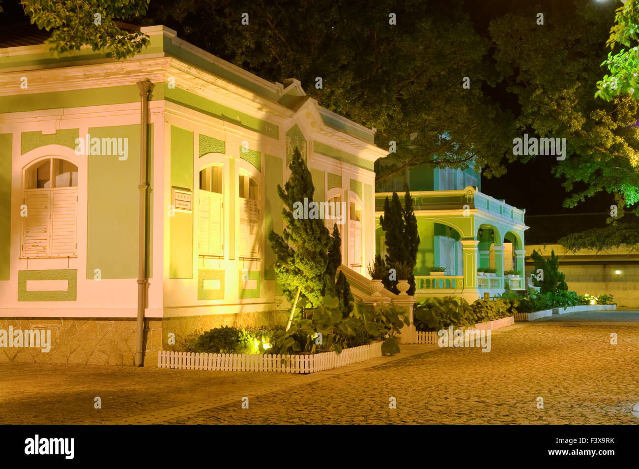 Night home scene hi-res stock photography and images - Alamy