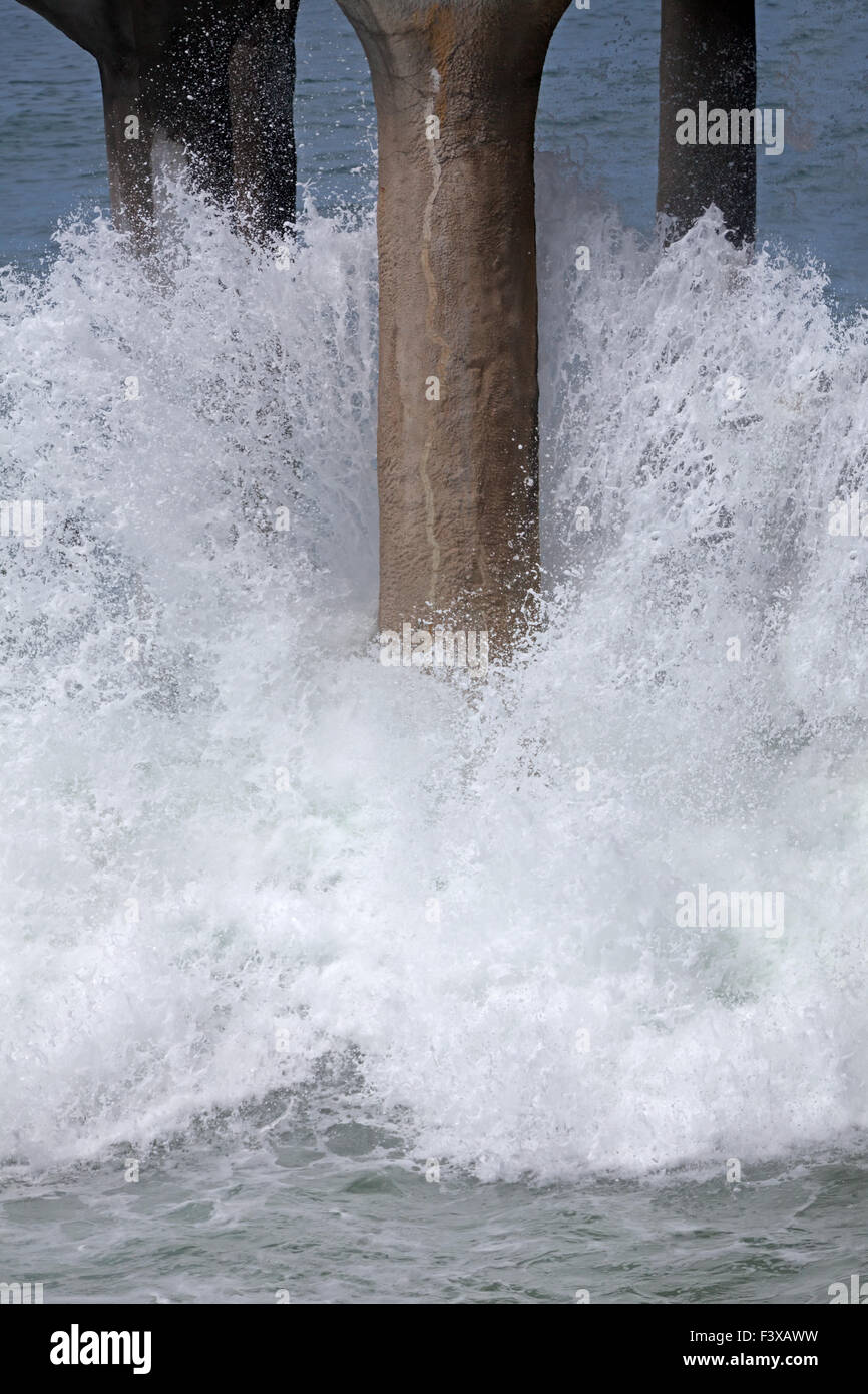 Column wave hi-res stock photography and images - Alamy