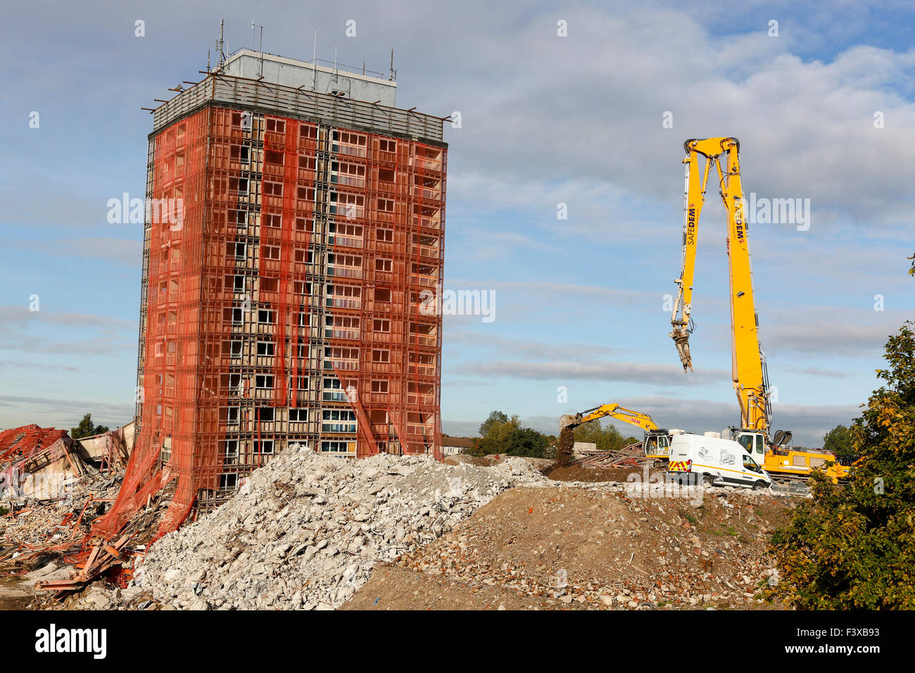 Glasgow demolition demolish house hi-res stock photography and images ...