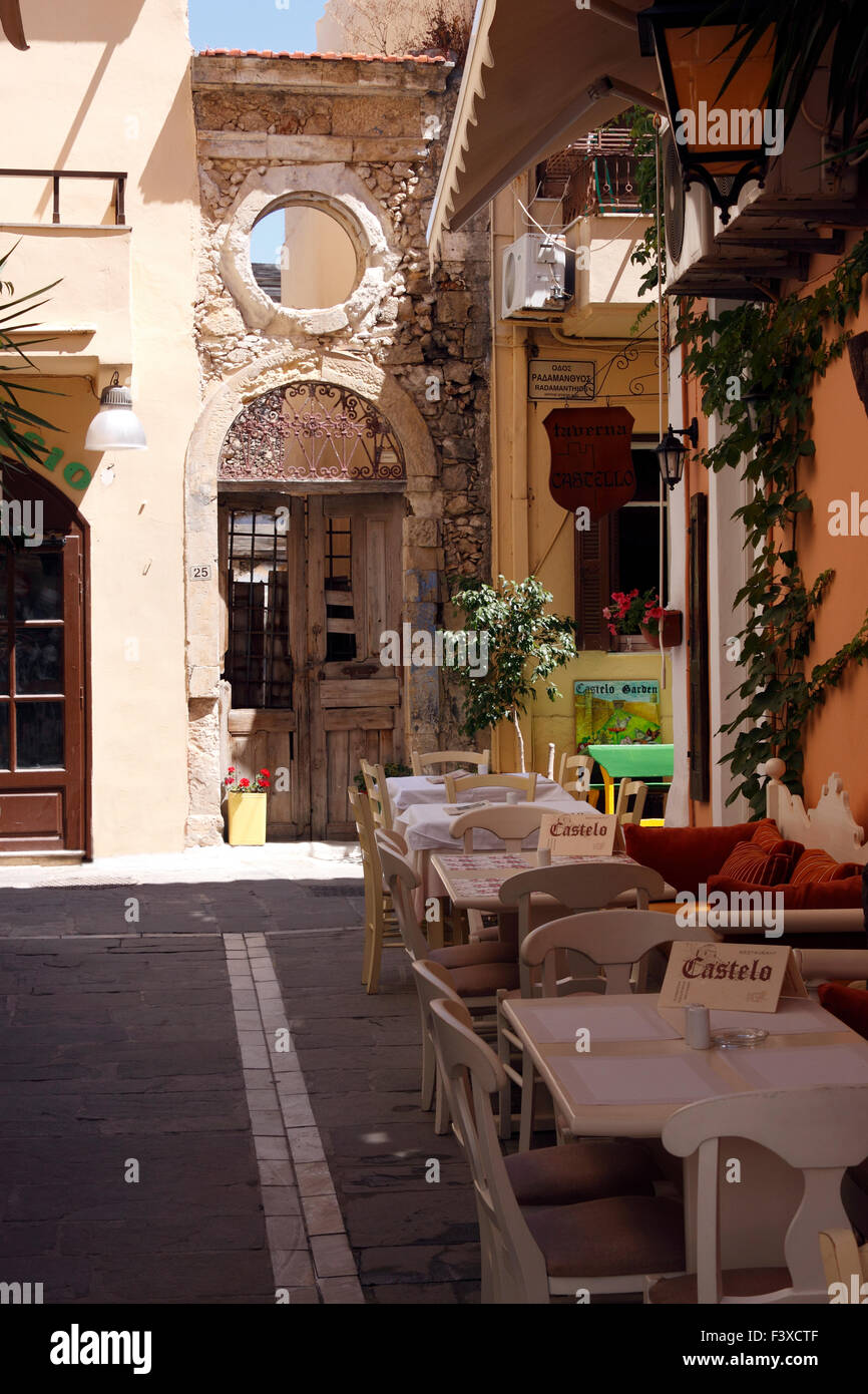 RETHYMNON OLD TOWN BACKSTREET CAFÉ ON THE GREEK ISLAND OF CRETE Stock ...