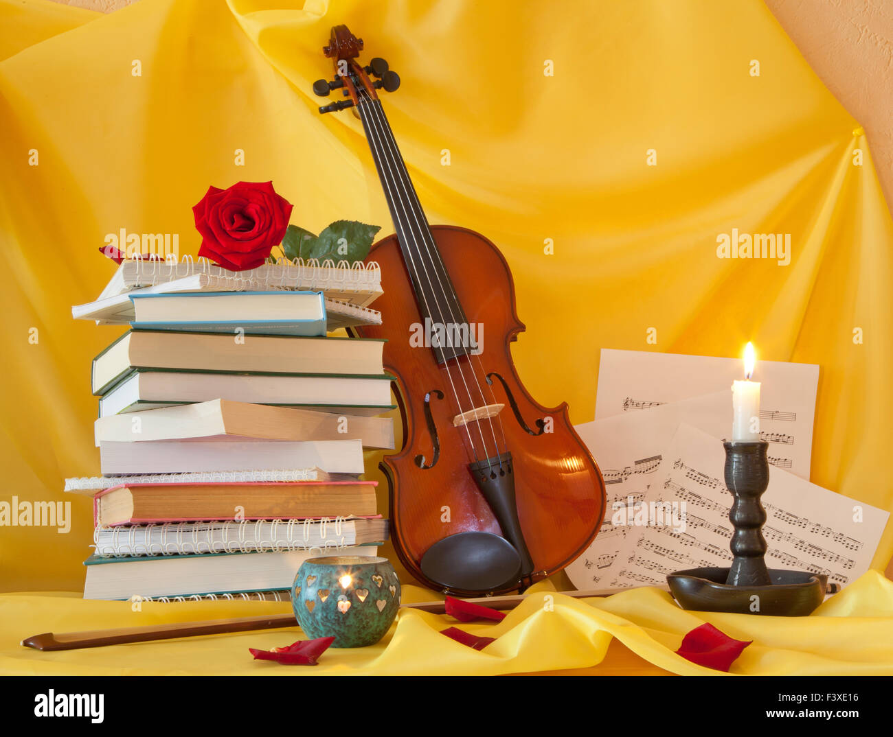 Red violin hi-res stock photography and images - Alamy