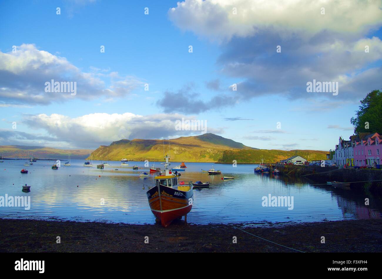 Old harbor of portree hi-res stock photography and images - Alamy