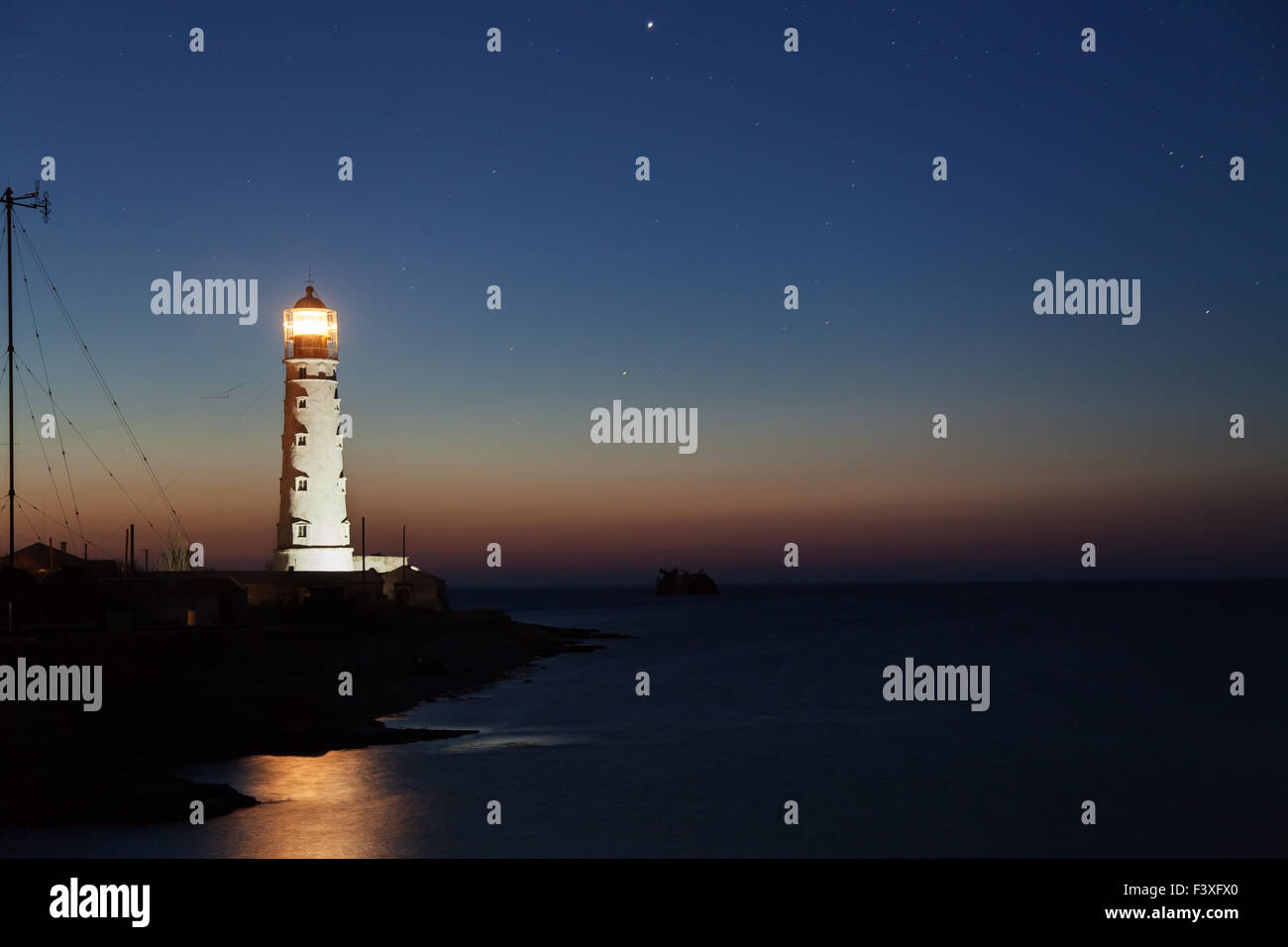 Lighthouse on edge rock hi-res stock photography and images - Alamy