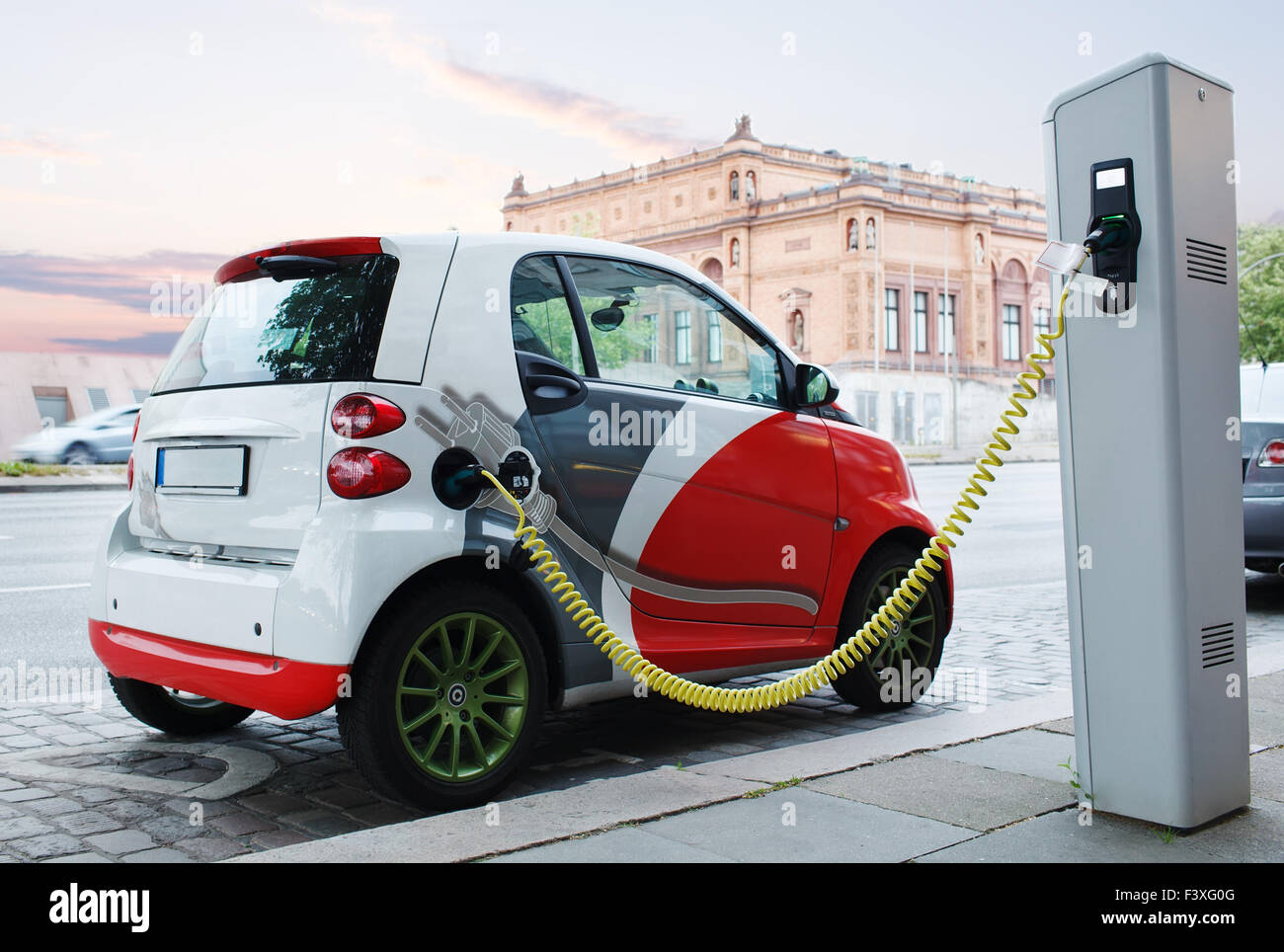 Charging cable on car battery hi-res stock photography and images - Alamy