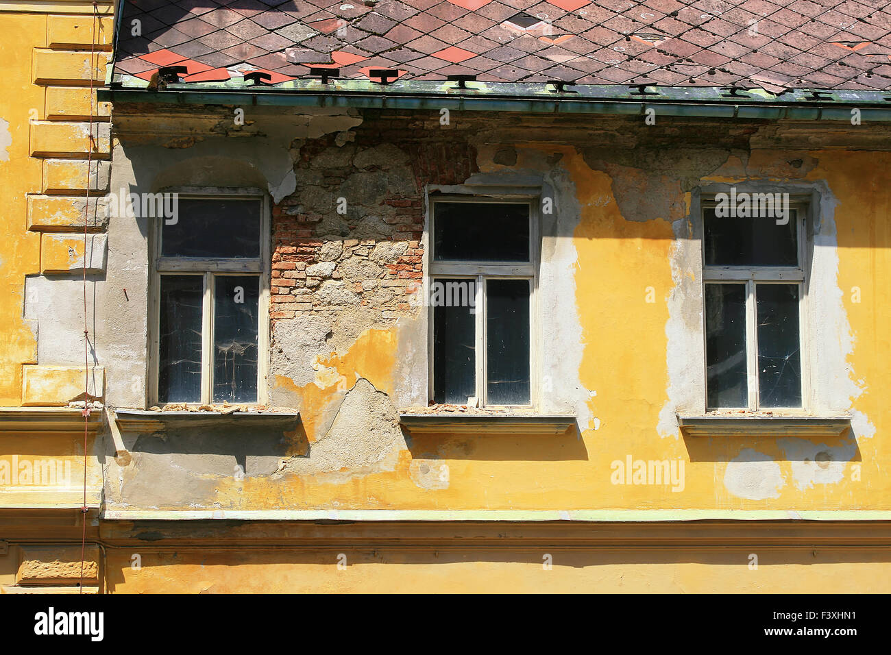 Old windows hi-res stock photography and images - Alamy