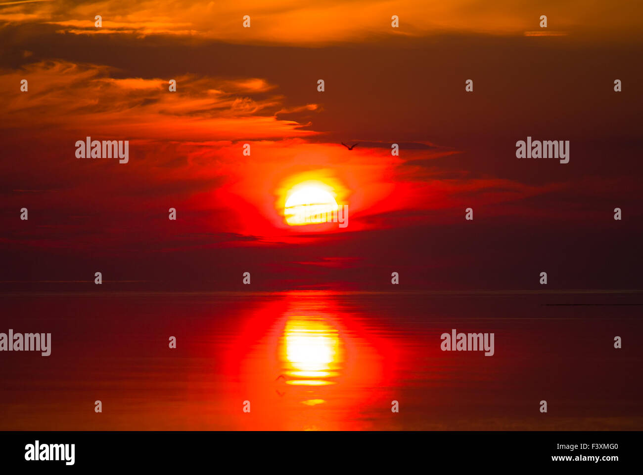 Red sunset water hi-res stock photography and images - Alamy