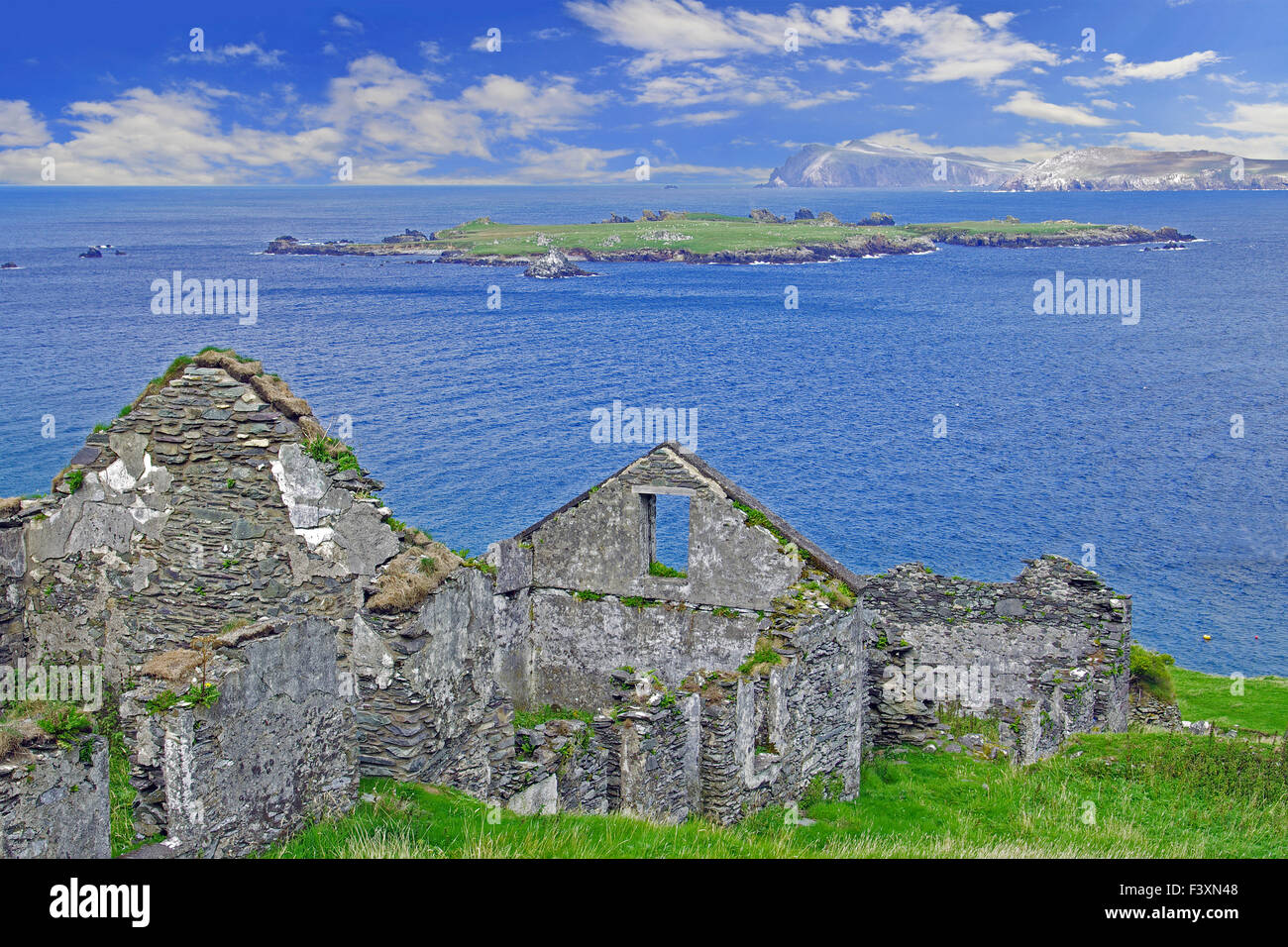 Deserted house by sea hi-res stock photography and images - Alamy