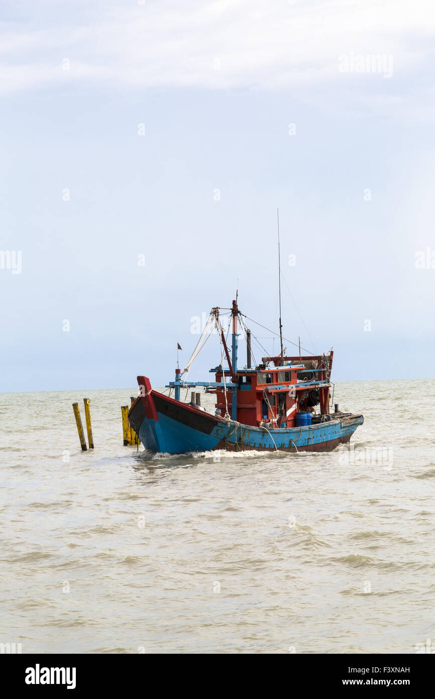 Traditional chinese fishing boat hi-res stock photography and images ...