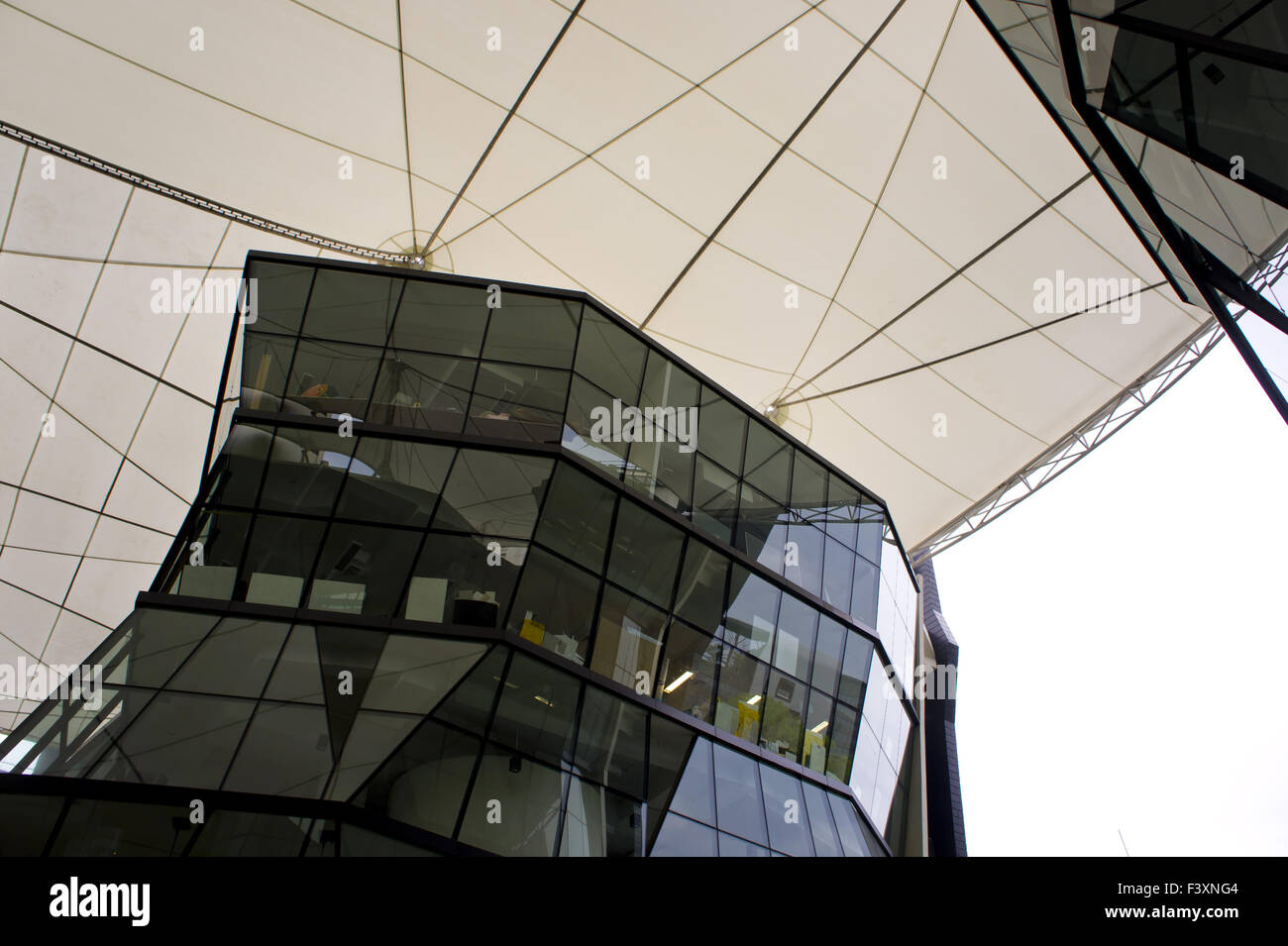 Shiny glass building hi-res stock photography and images - Alamy