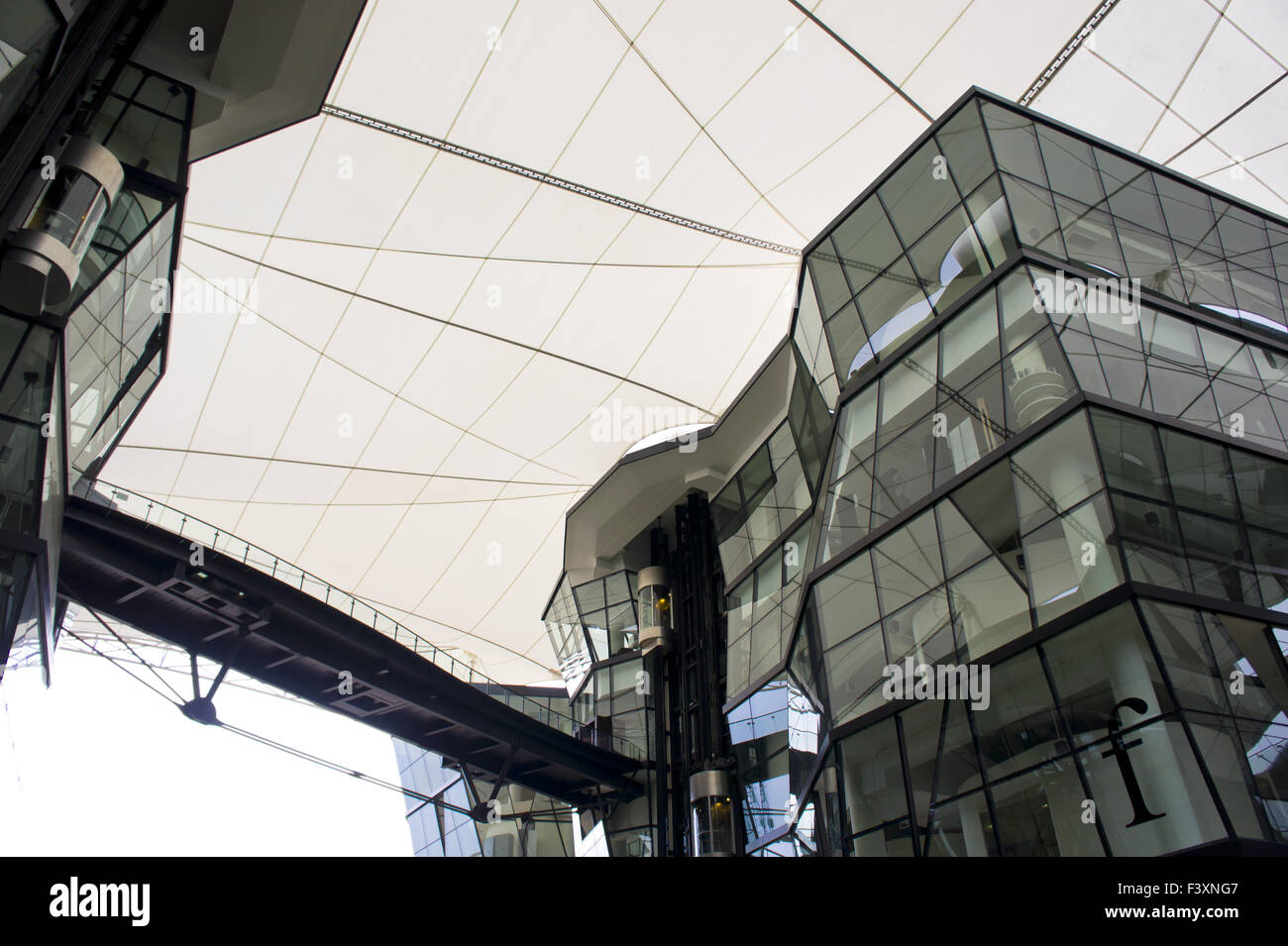 New dynamic office building hi-res stock photography and images - Alamy