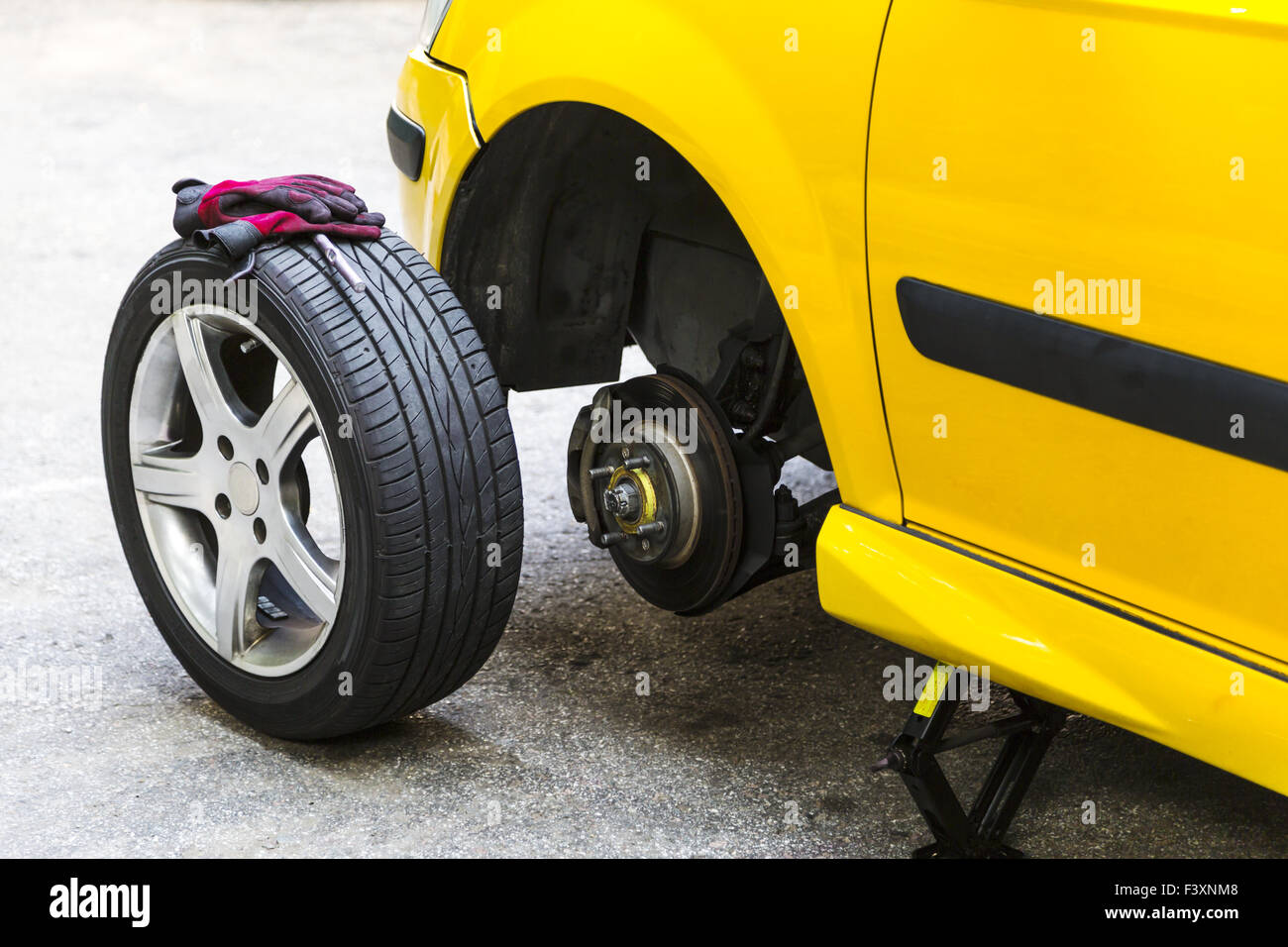 Car dismantle hi-res stock photography and images - Alamy