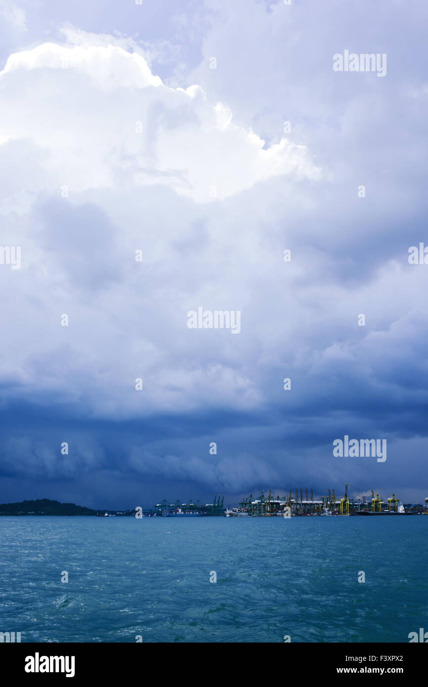 Busy sea port hi-res stock photography and images - Alamy