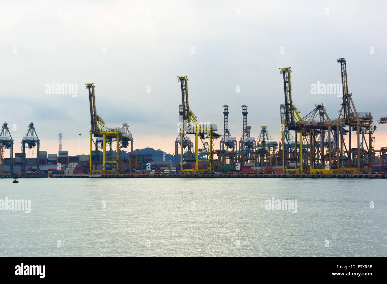 Busy seaport hi-res stock photography and images - Alamy