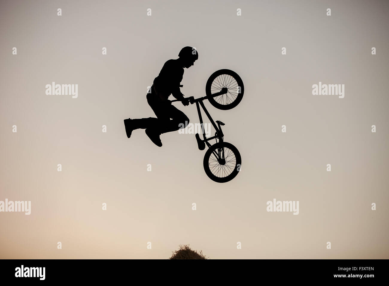 Bike stunt, extreme sport hi-res stock photography and images - Alamy