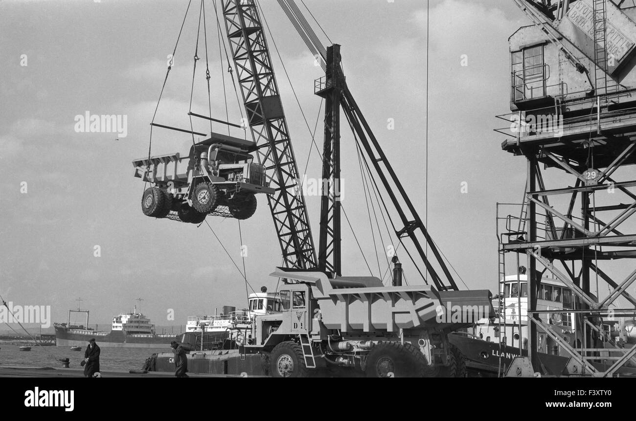 Loading dock Black and White Stock Photos & Images - Alamy