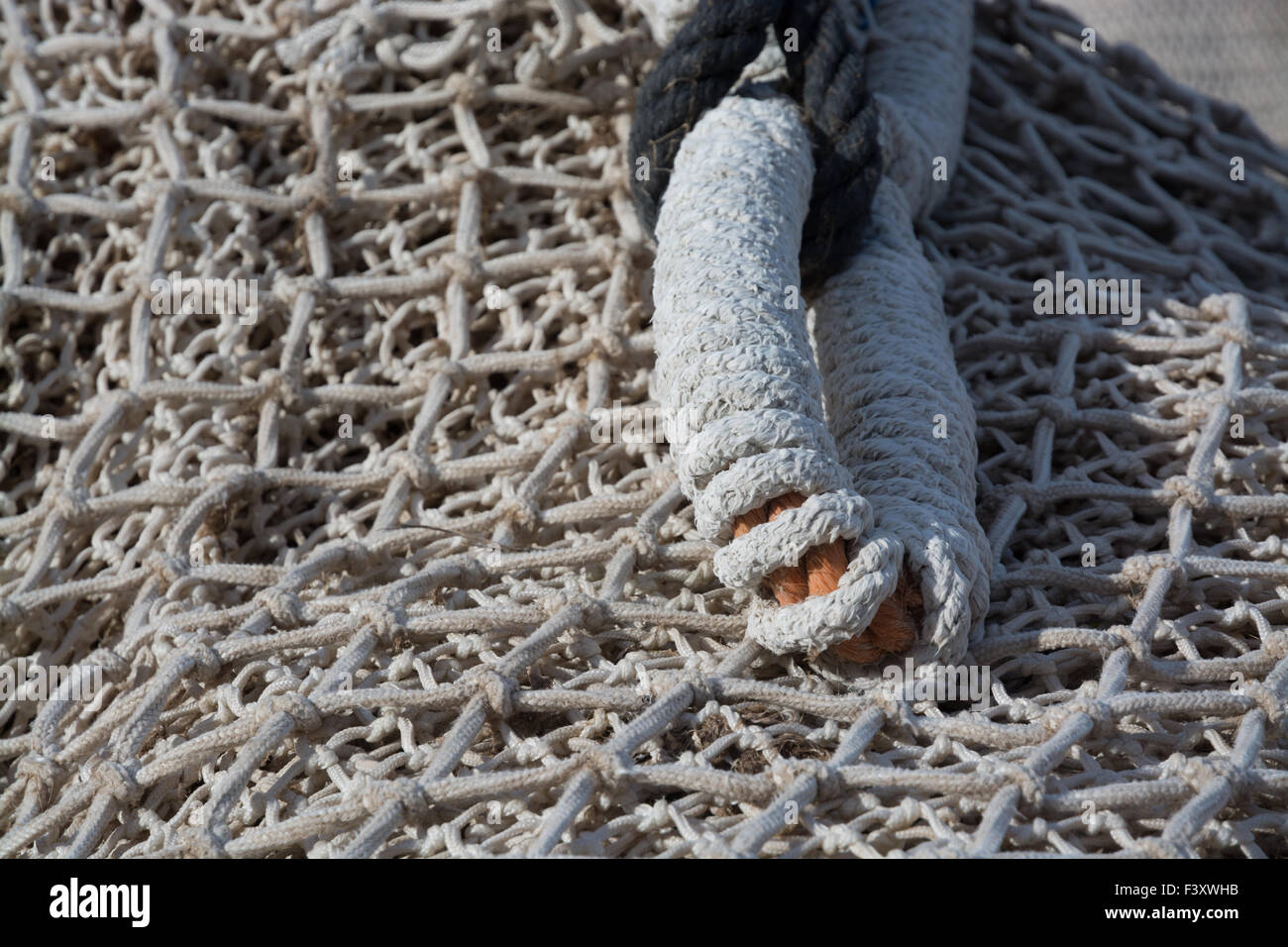 White line fishing net pattern hi-res stock photography and images - Alamy