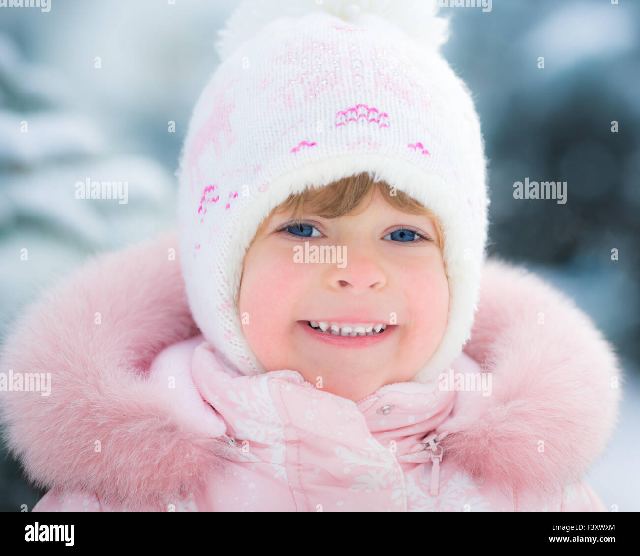 Happy child winter hi-res stock photography and images - Alamy