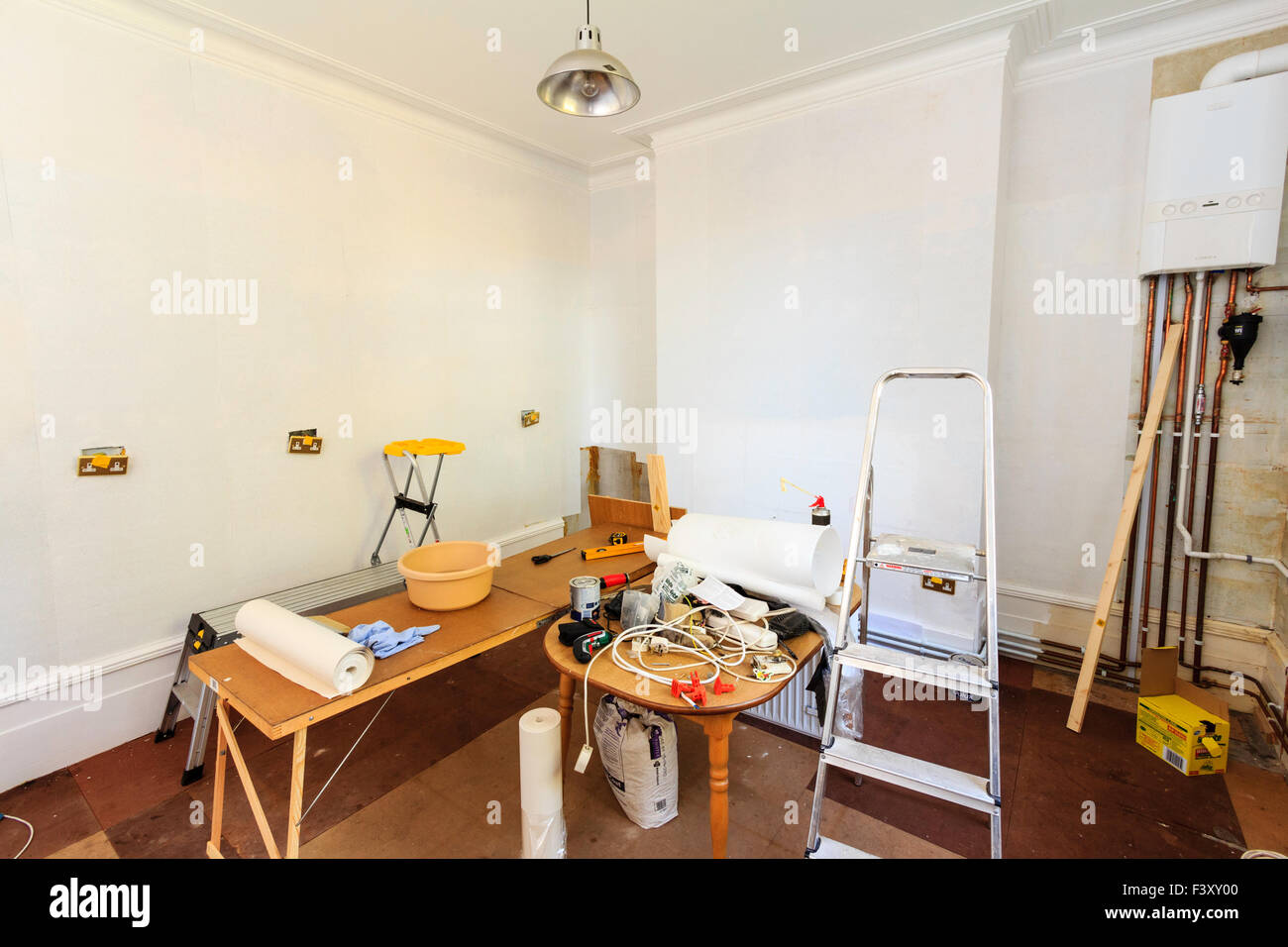 Gutted walls hi-res stock photography and images - Alamy