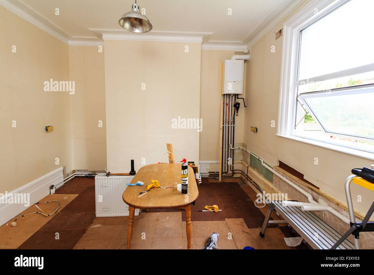 Gutted walls hi-res stock photography and images - Alamy