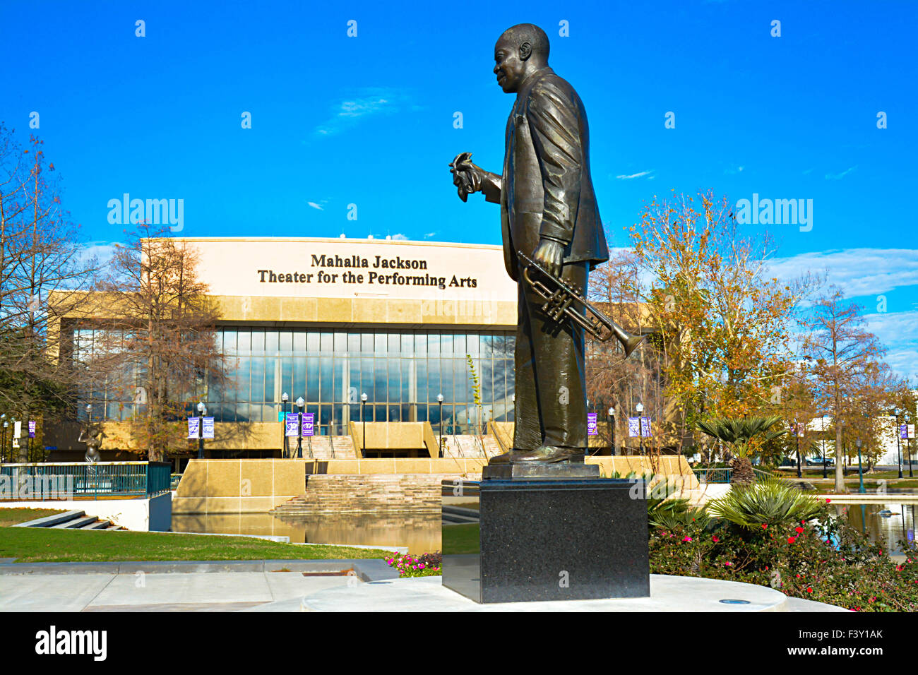 Louis armstrong statue new orleans hi-res stock photography and images ...