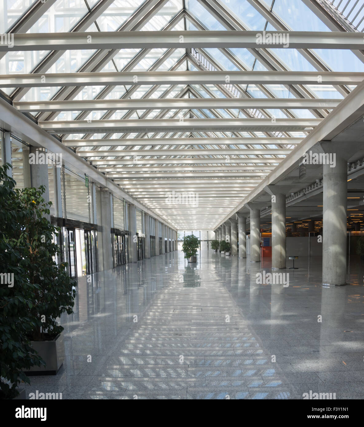 Airport Interior Design Stock Photos & Airport Interior Design Stock ...