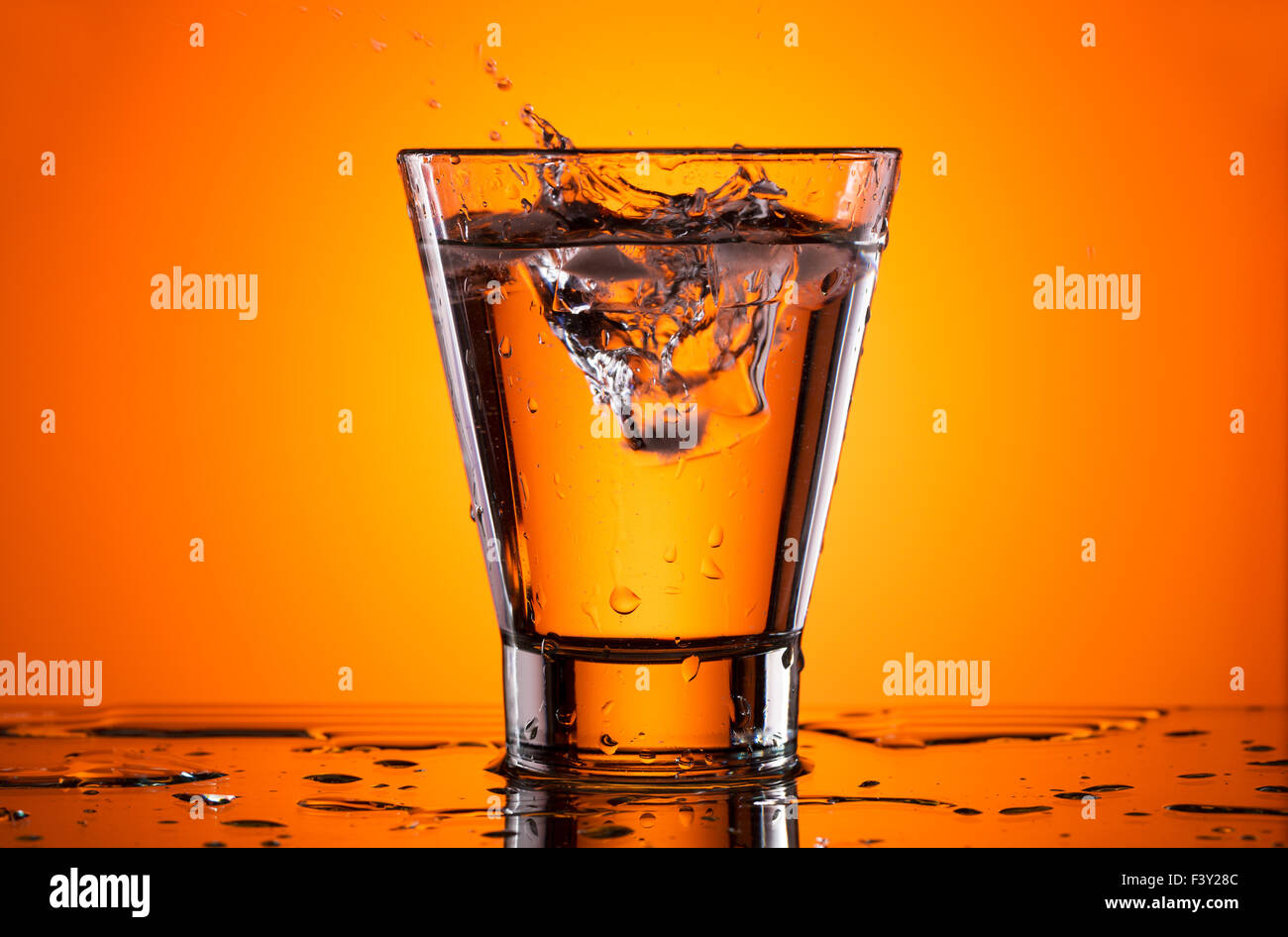 Refraction of light water glass hi-res stock photography and images - Alamy