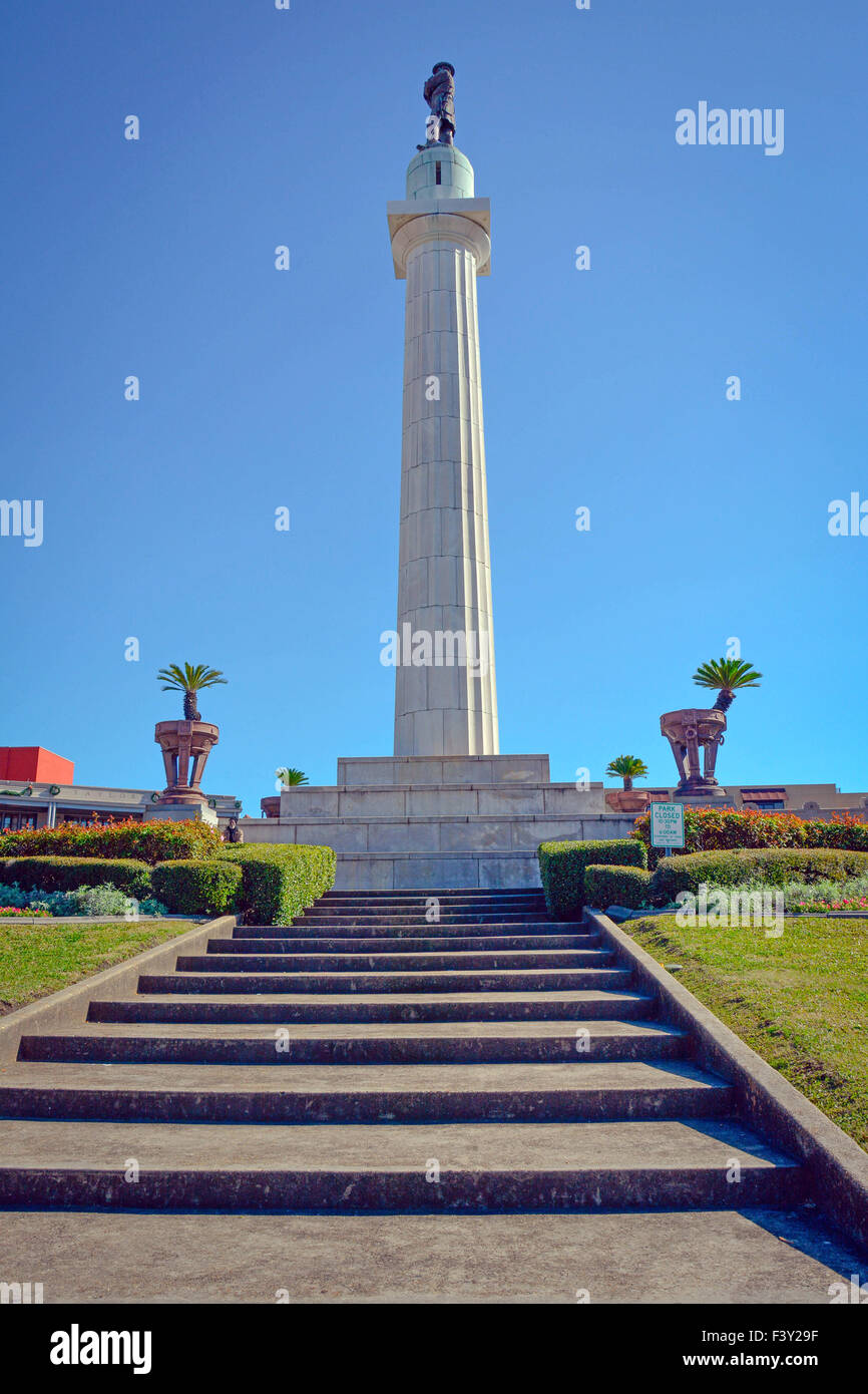 The tall and impressive Robert E. Lee Monument, the famous Confederate ...