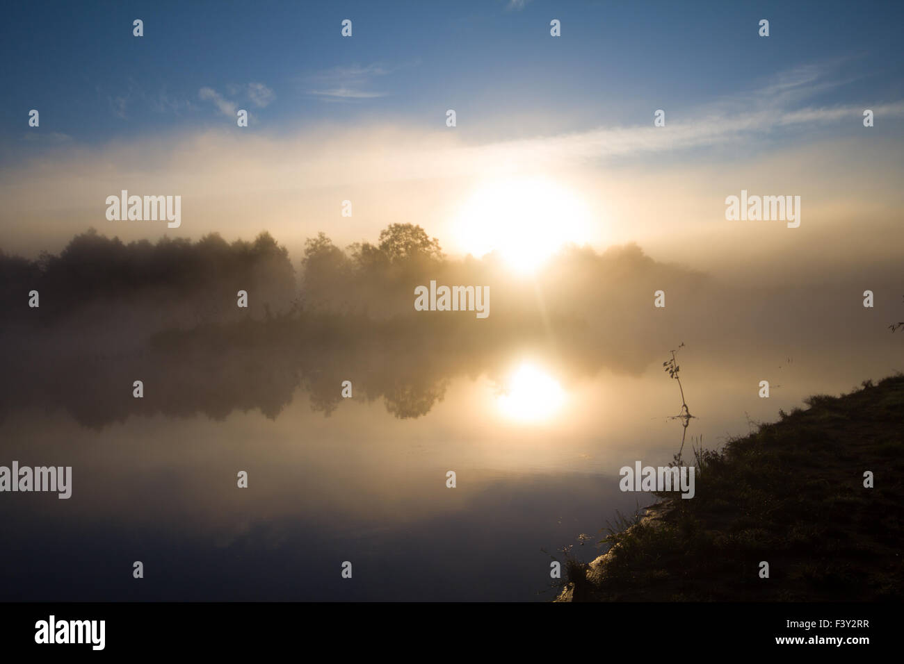 Blue fog on river hi-res stock photography and images - Alamy