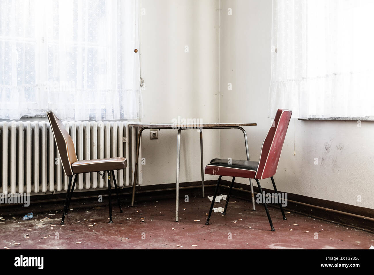 Empty two table hi-res stock photography and images - Alamy