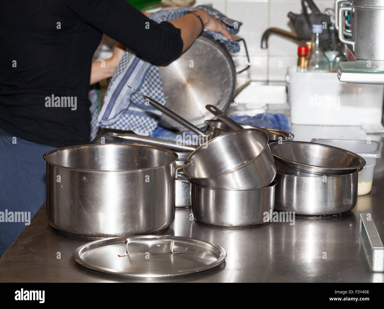 School catering kitchen hi-res stock photography and images - Alamy