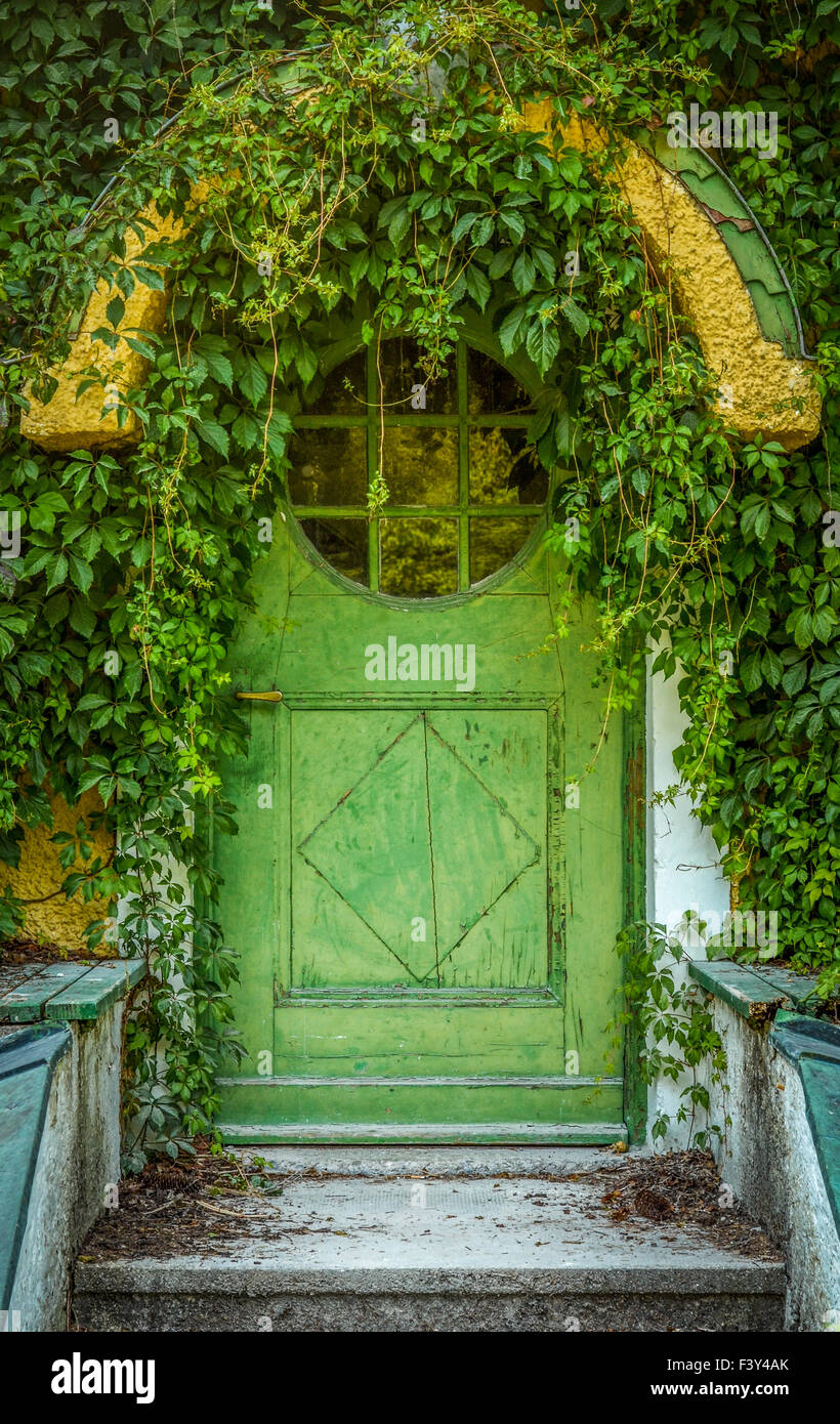 Wooden door traditional english cottage hi-res stock photography and ...